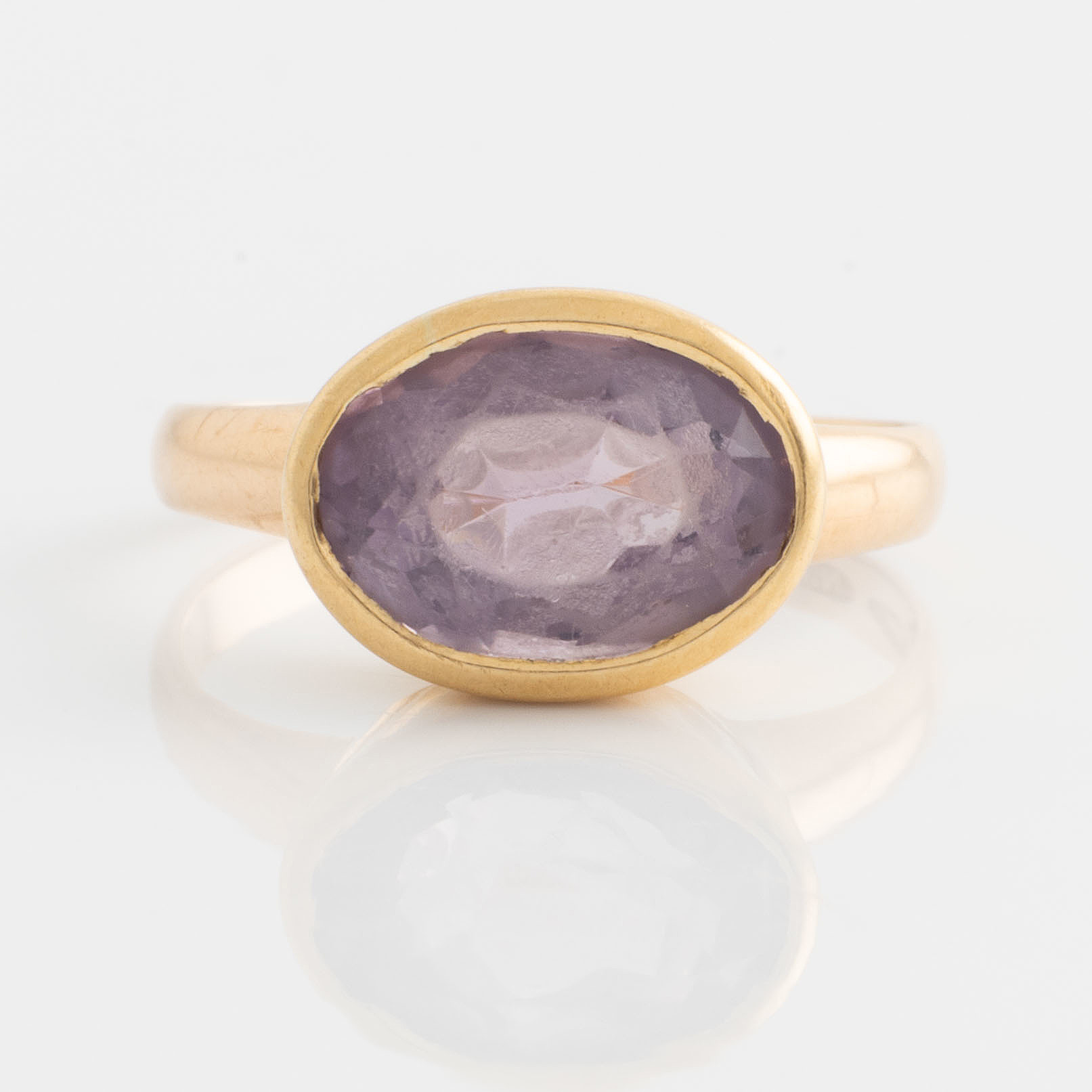 Ring 18K guld med en oval ametist. - Bukowskis