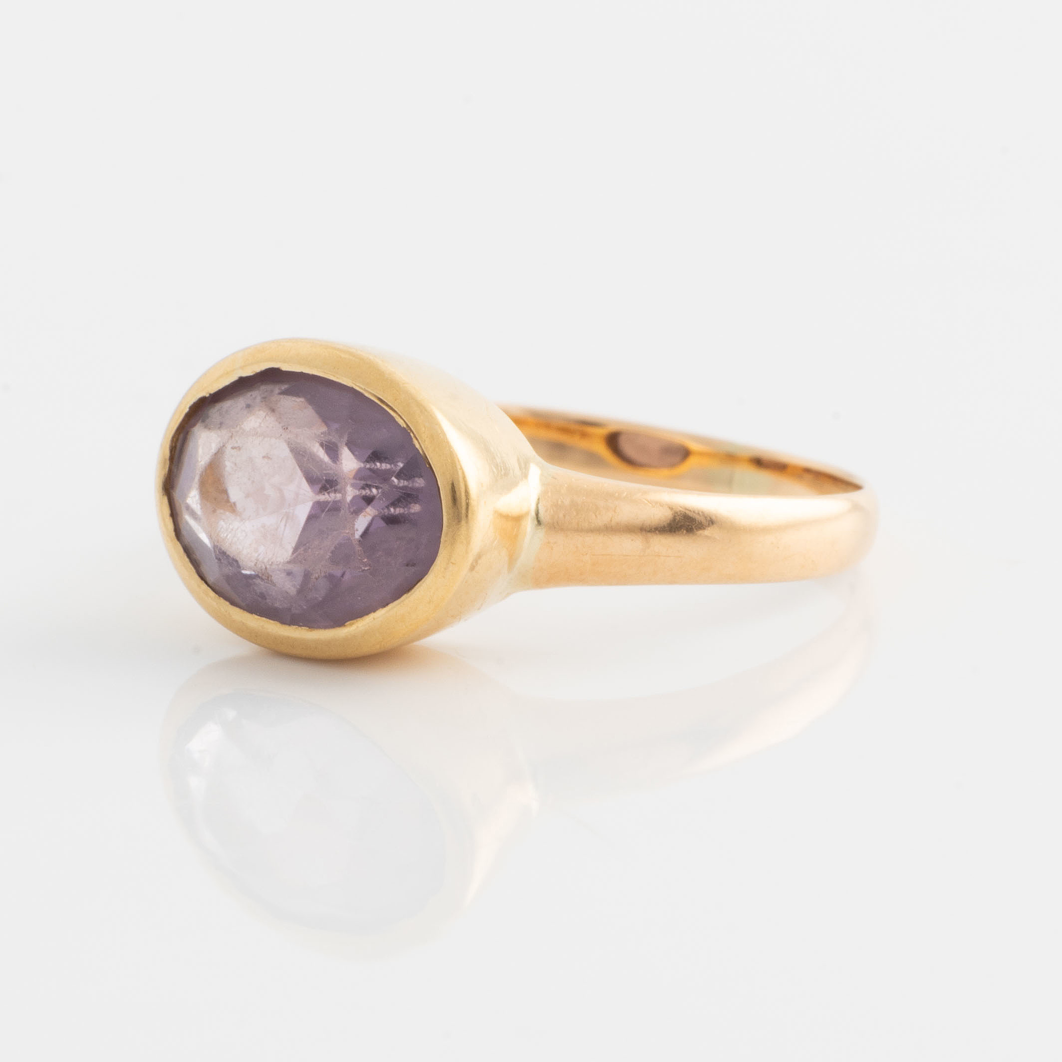 Ring 18K guld med en oval ametist. - Bukowskis