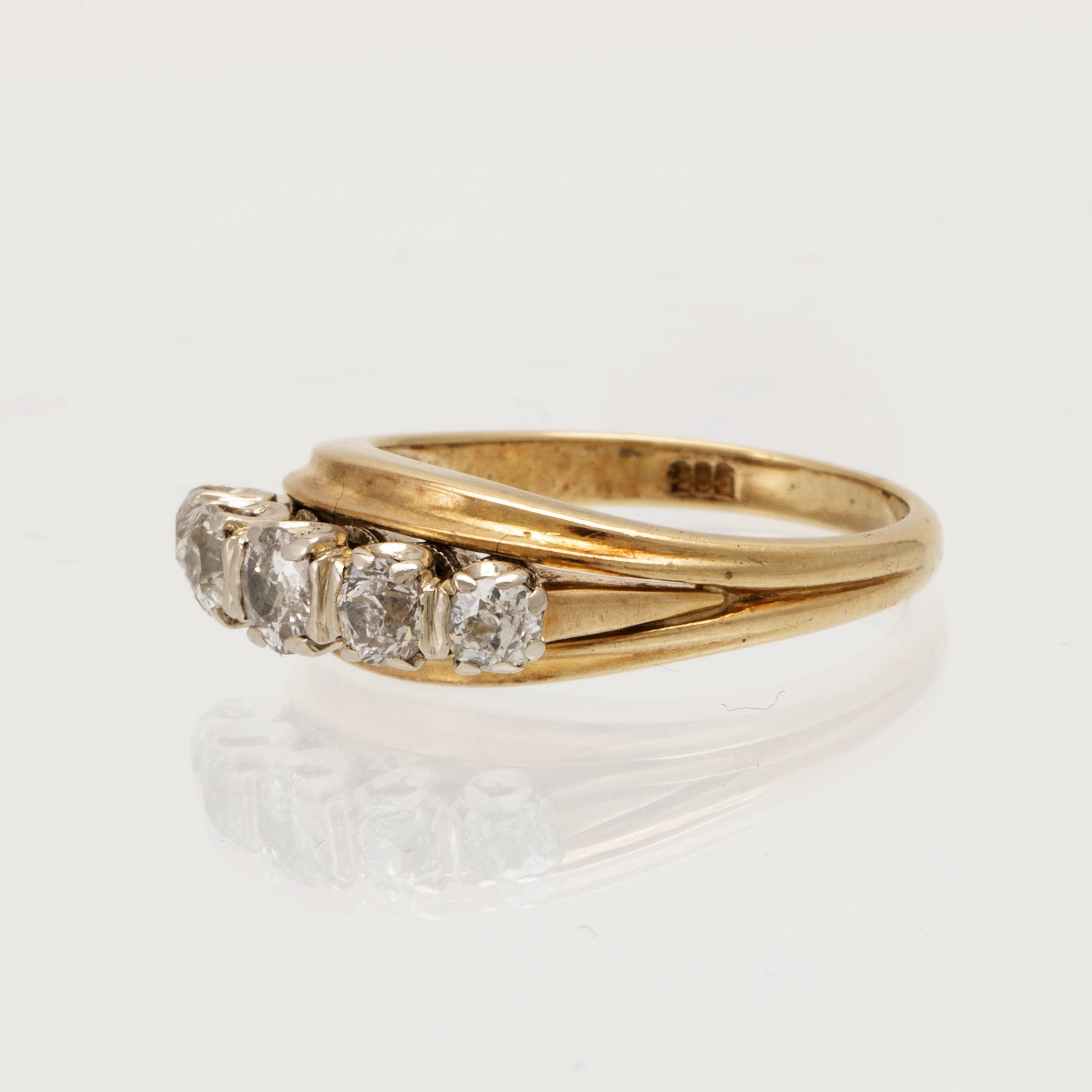 Ring 14K rött och vitt guld med runda gammalslipade diamanter. - Bukowskis