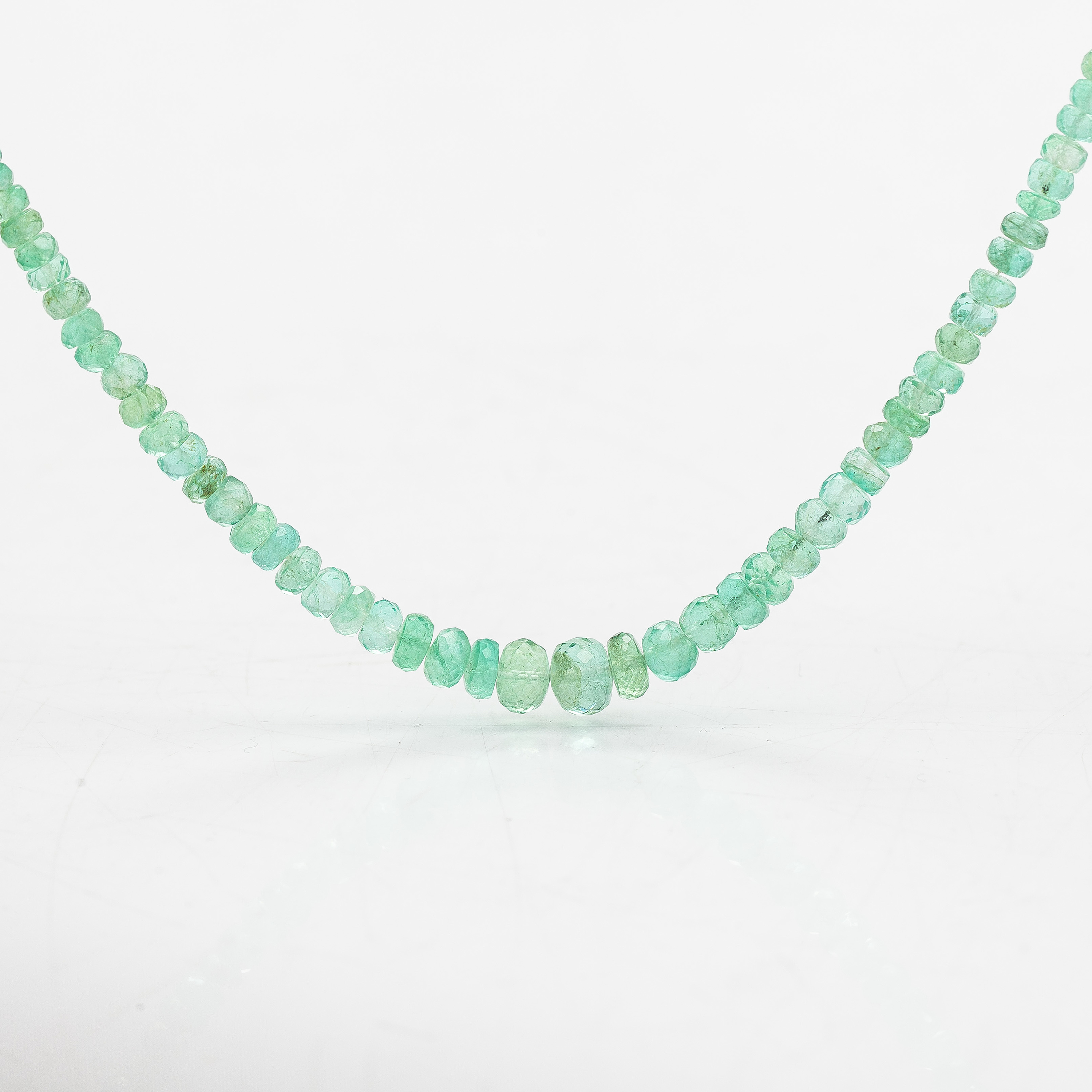 Halsband, doserat med smaragder, lås i 14K guld. - Bukowskis