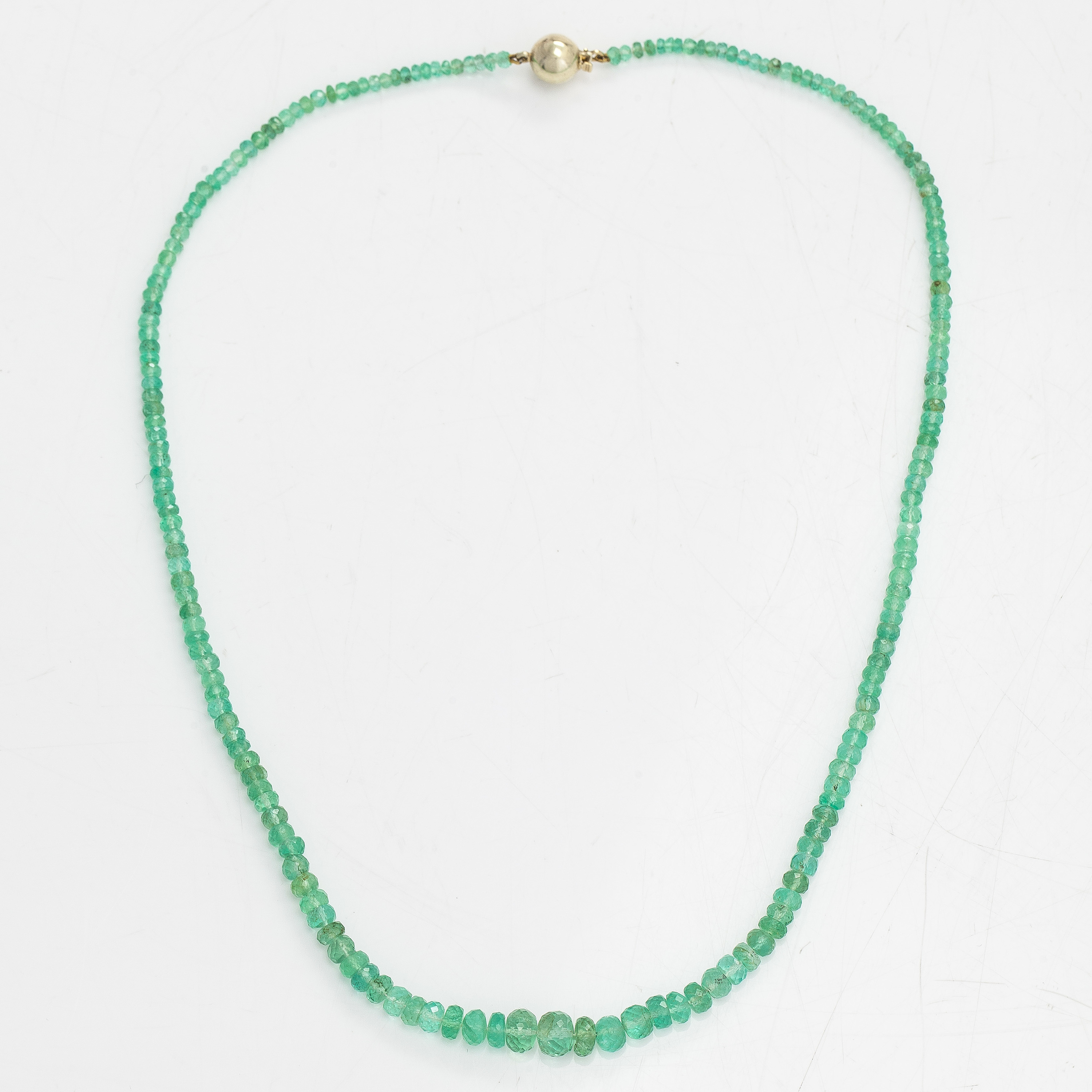 Halsband, doserat med smaragder, lås i 14K guld. - Bukowskis