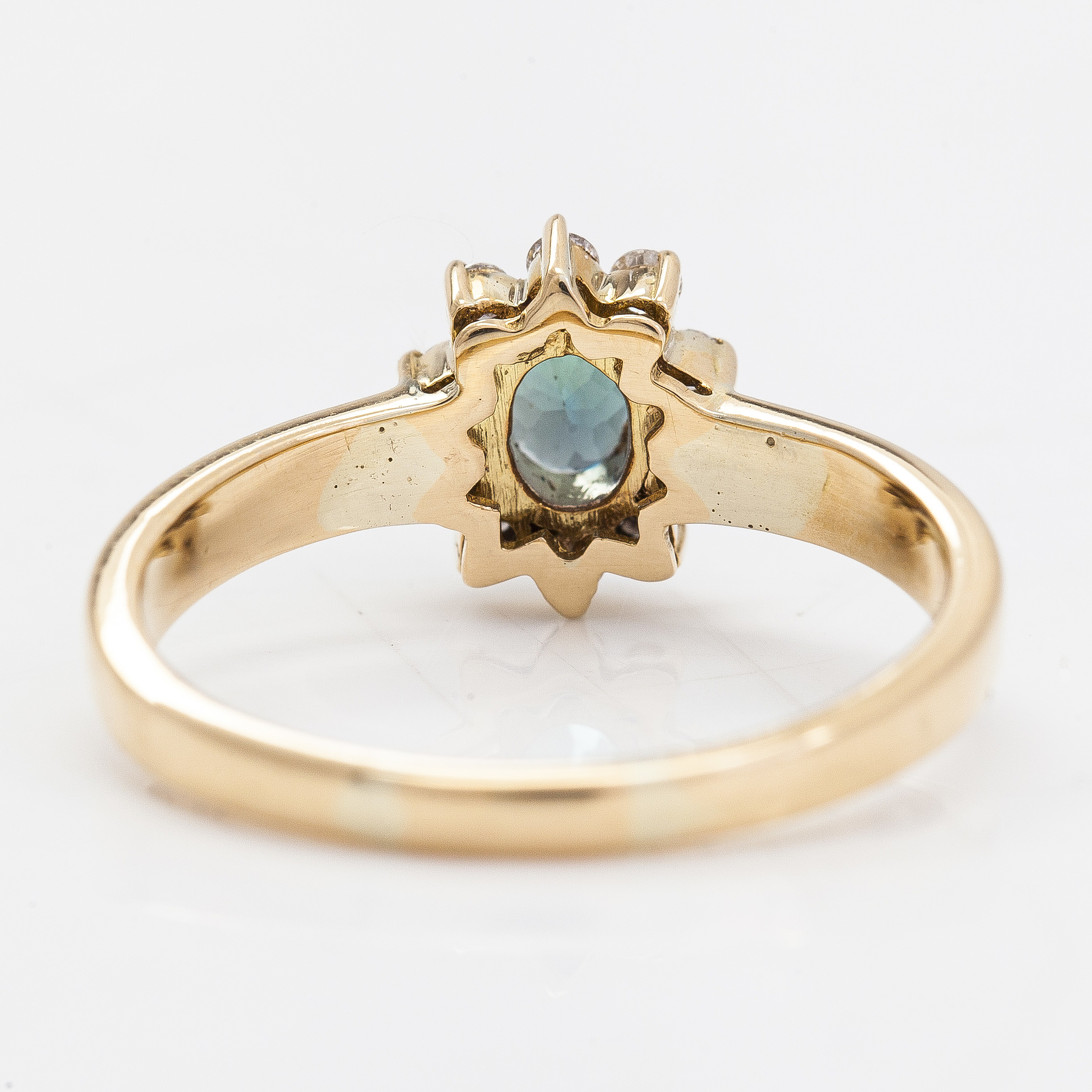 Ring, 18K guld, alexandrit och diamanter ca 0.20 ct tot. - Bukowskis