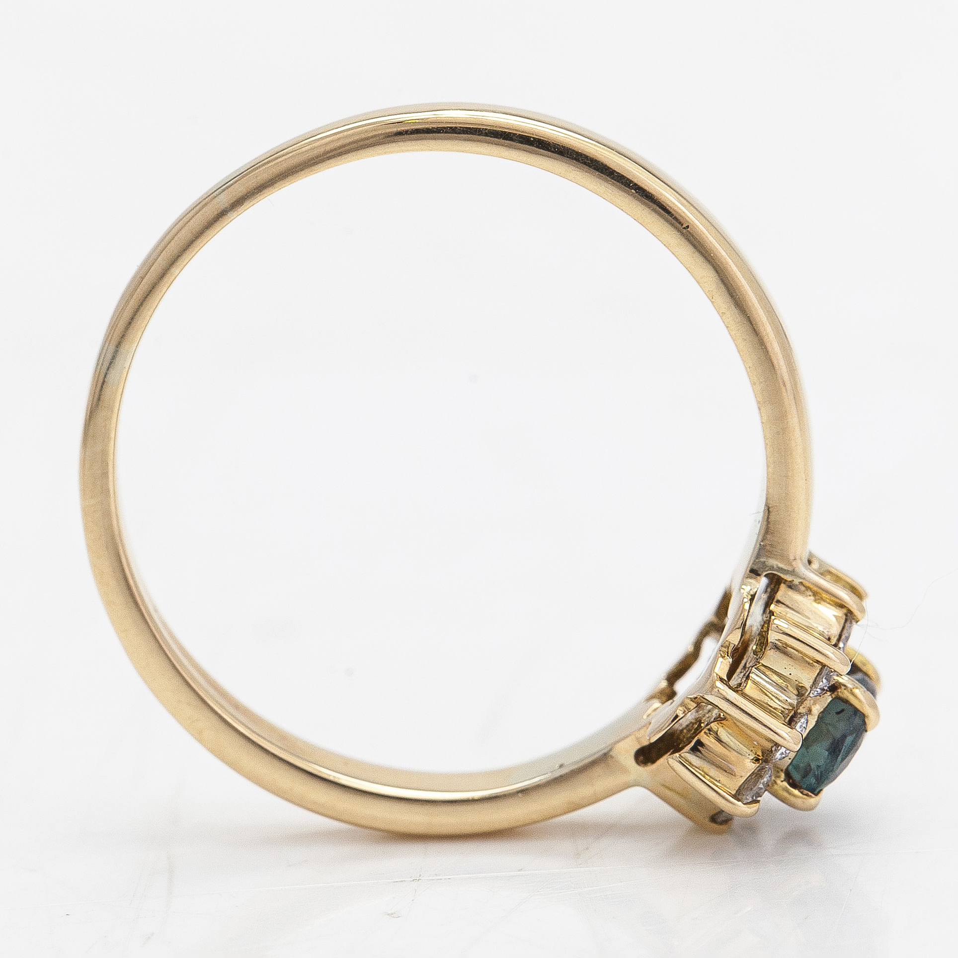Ring, 18K guld, alexandrit och diamanter ca 0.20 ct tot. - Bukowskis