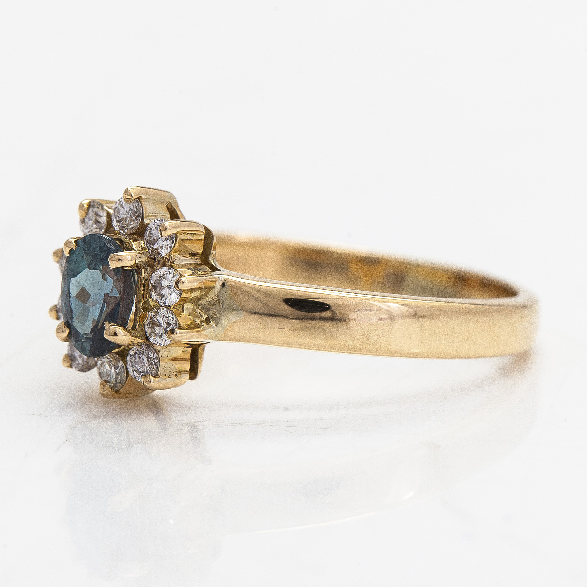 Ring, 18K guld, alexandrit och diamanter ca 0.20 ct tot. - Bukowskis