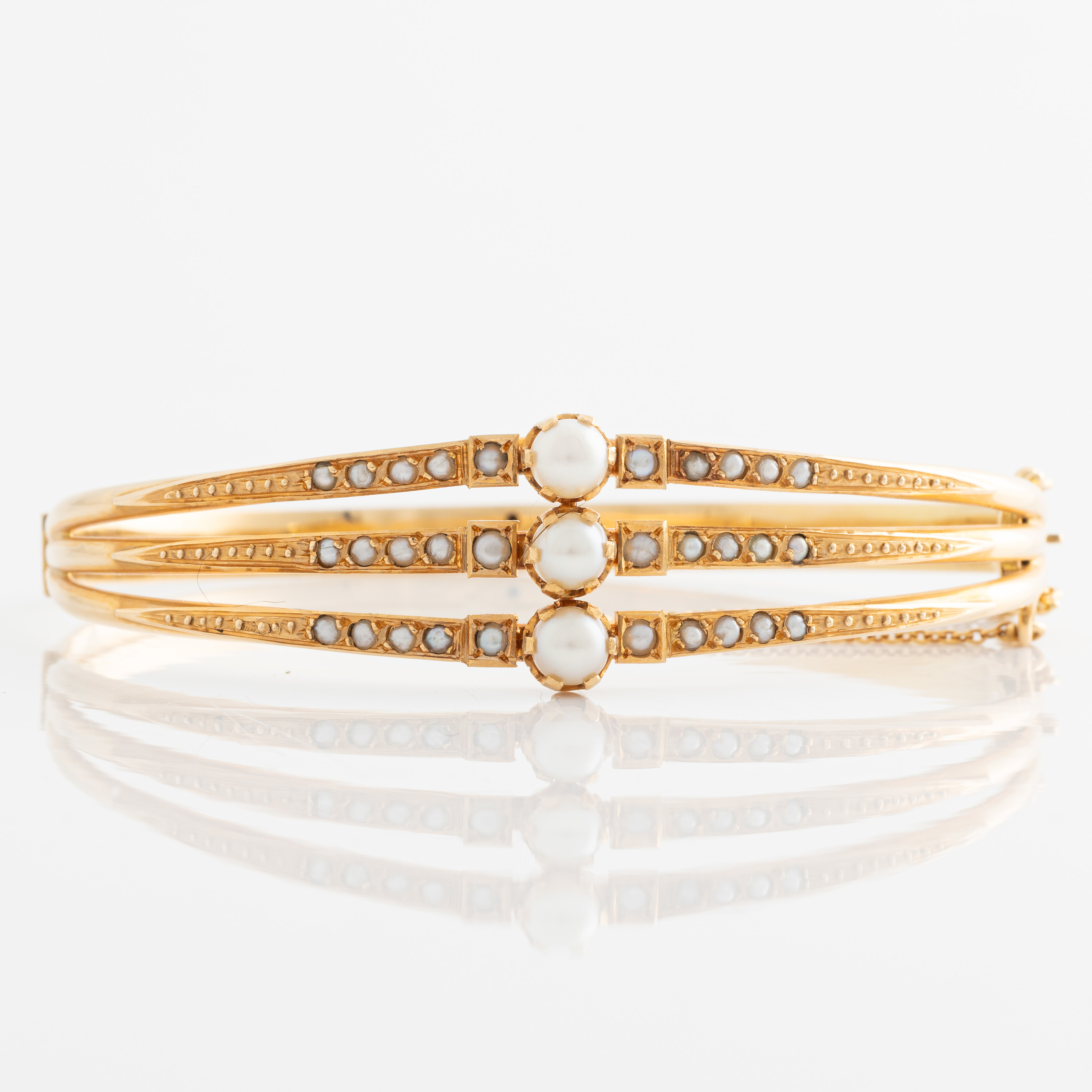 Armband, treradigt stelt med pärlor, 18K guld. - Bukowskis