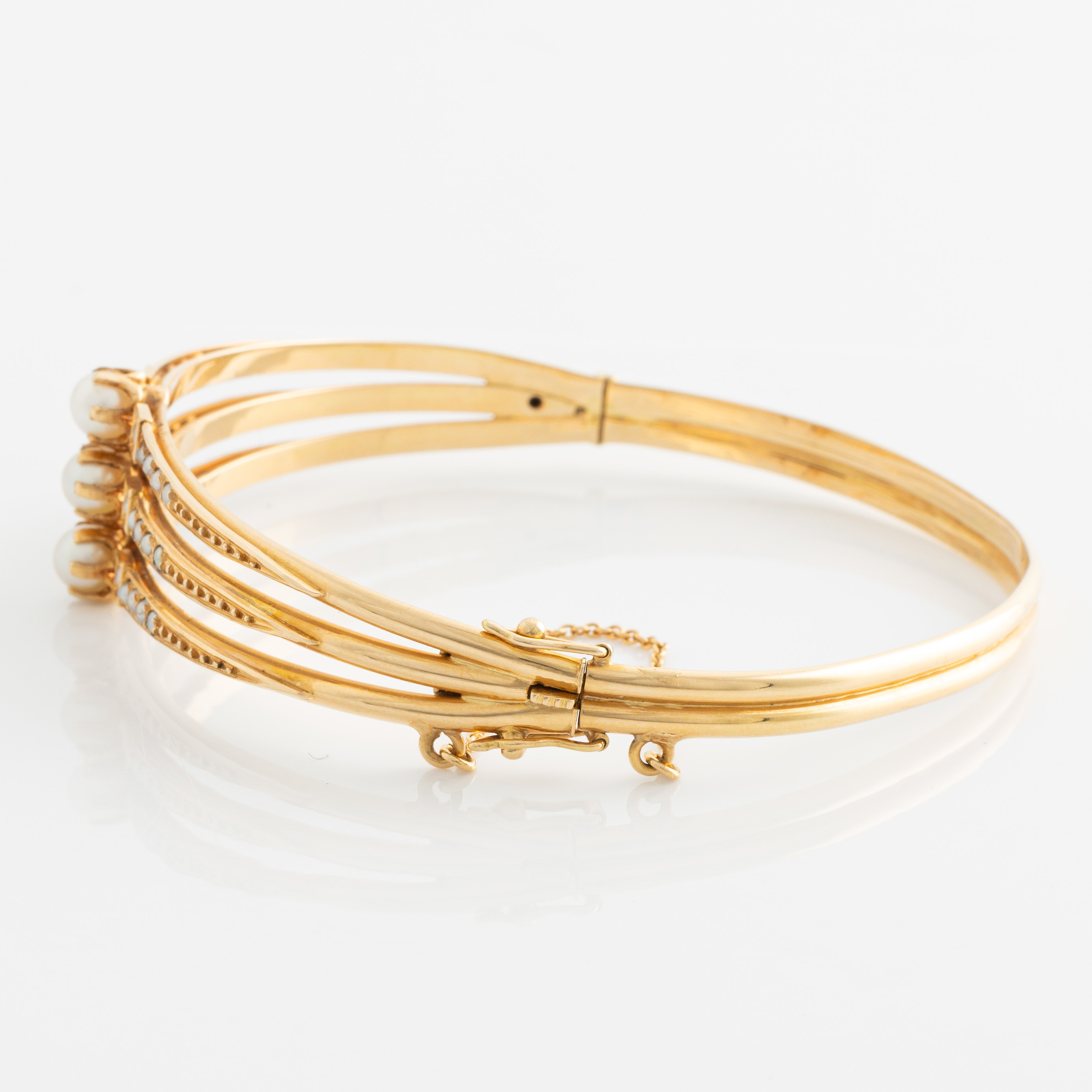 Armband, treradigt stelt med pärlor, 18K guld. - Bukowskis