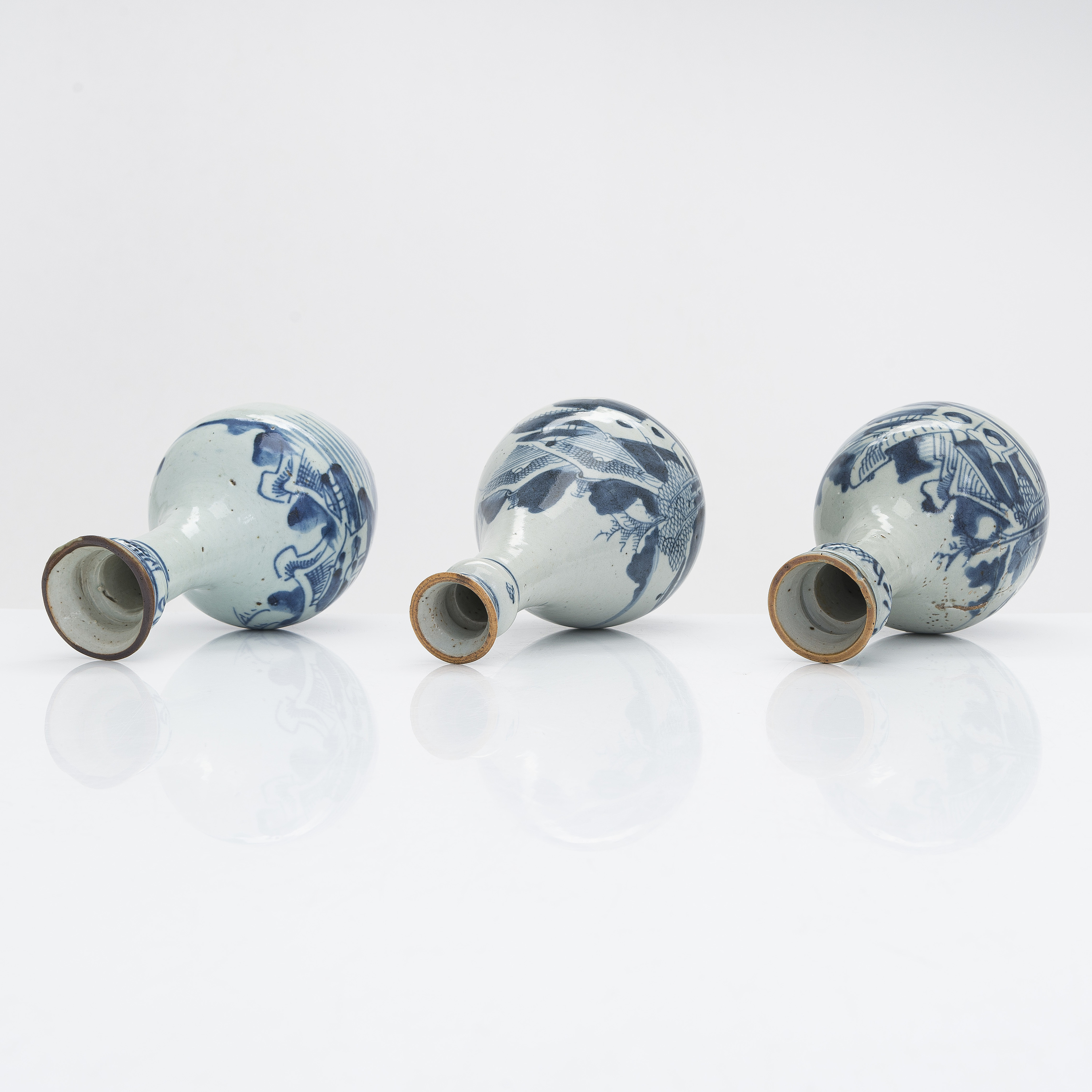 Three Qing Dynasty porcelain bottles, 19th century. - Bukowskis
