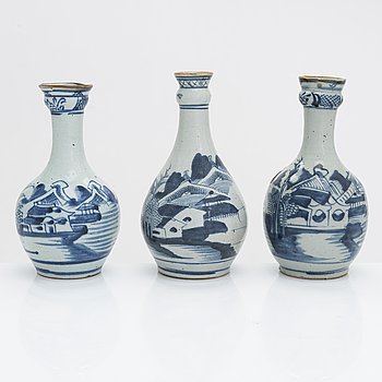 Tre flaskor, porslin, Qingdynastin, 1800-tal. - Bukowskis