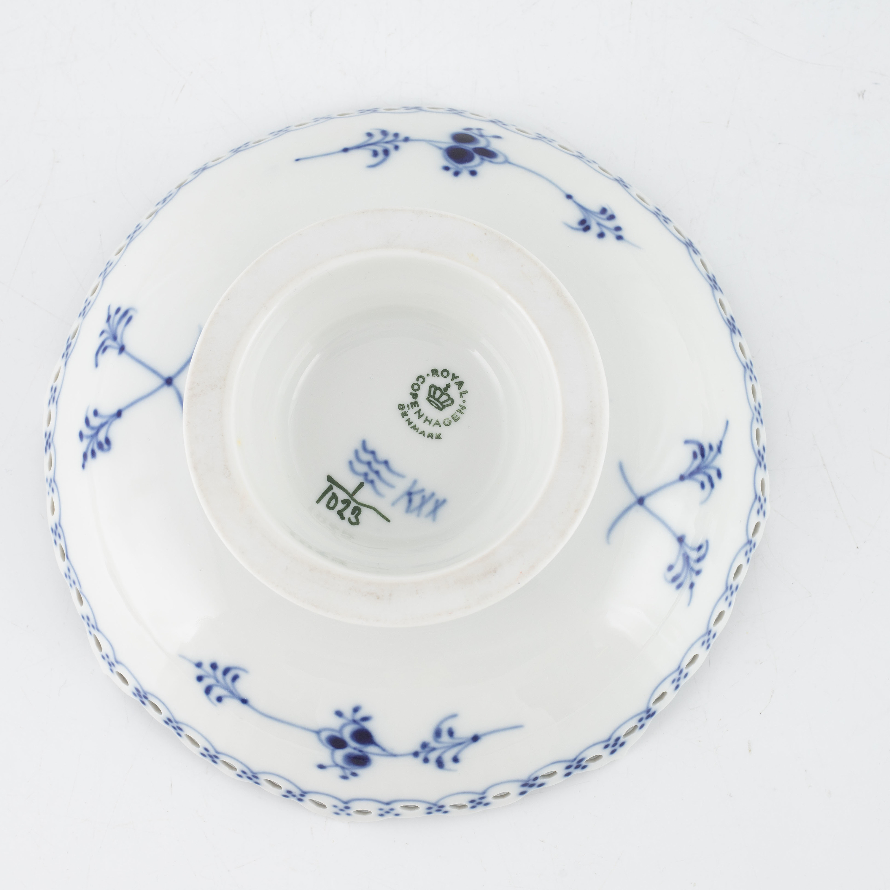 A set of three 'Musselmalet' porcelain bowls on stand from Royal ...