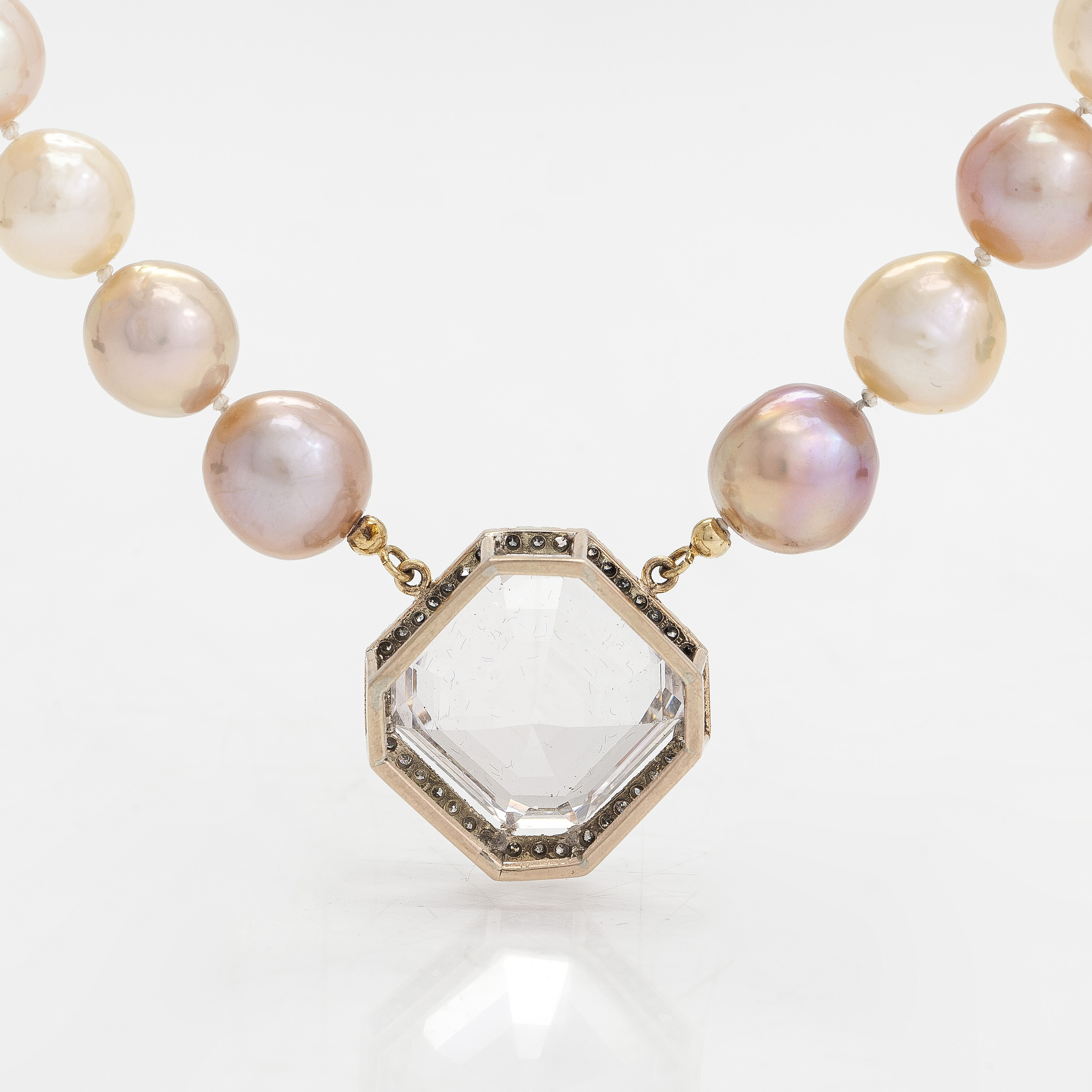 Collier, 9K guld, odlade sötvattenspärlor, hänge med en fasett slipad ...