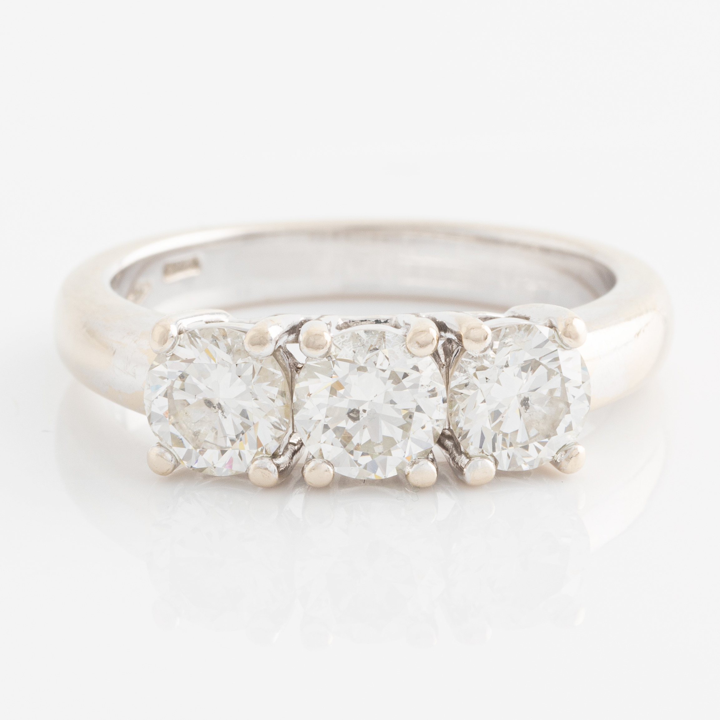 Ring 18K vitguld med tre runda briljantslipade diamanter. - Bukowskis
