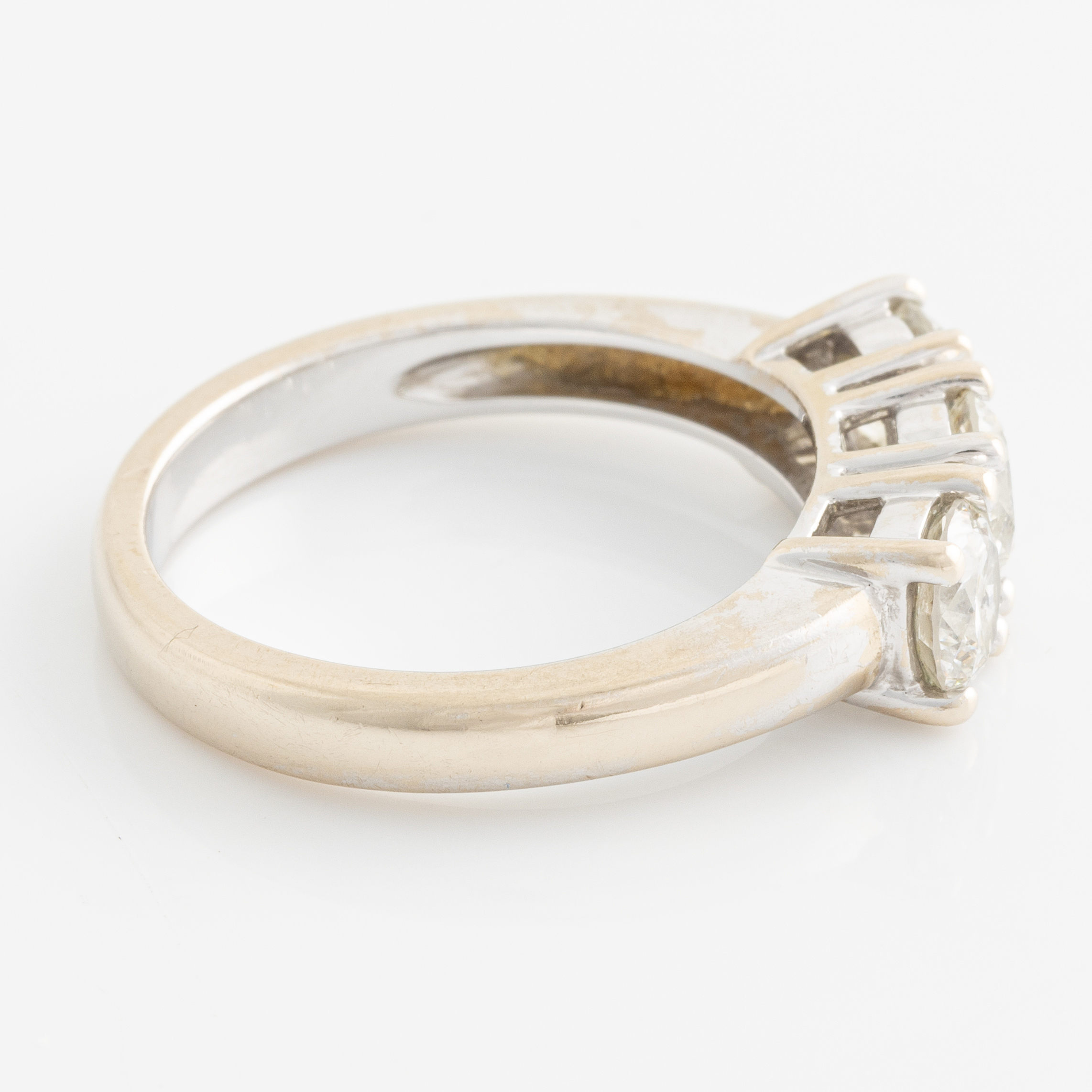 Ring 18K vitguld med tre runda briljantslipade diamanter. - Bukowskis