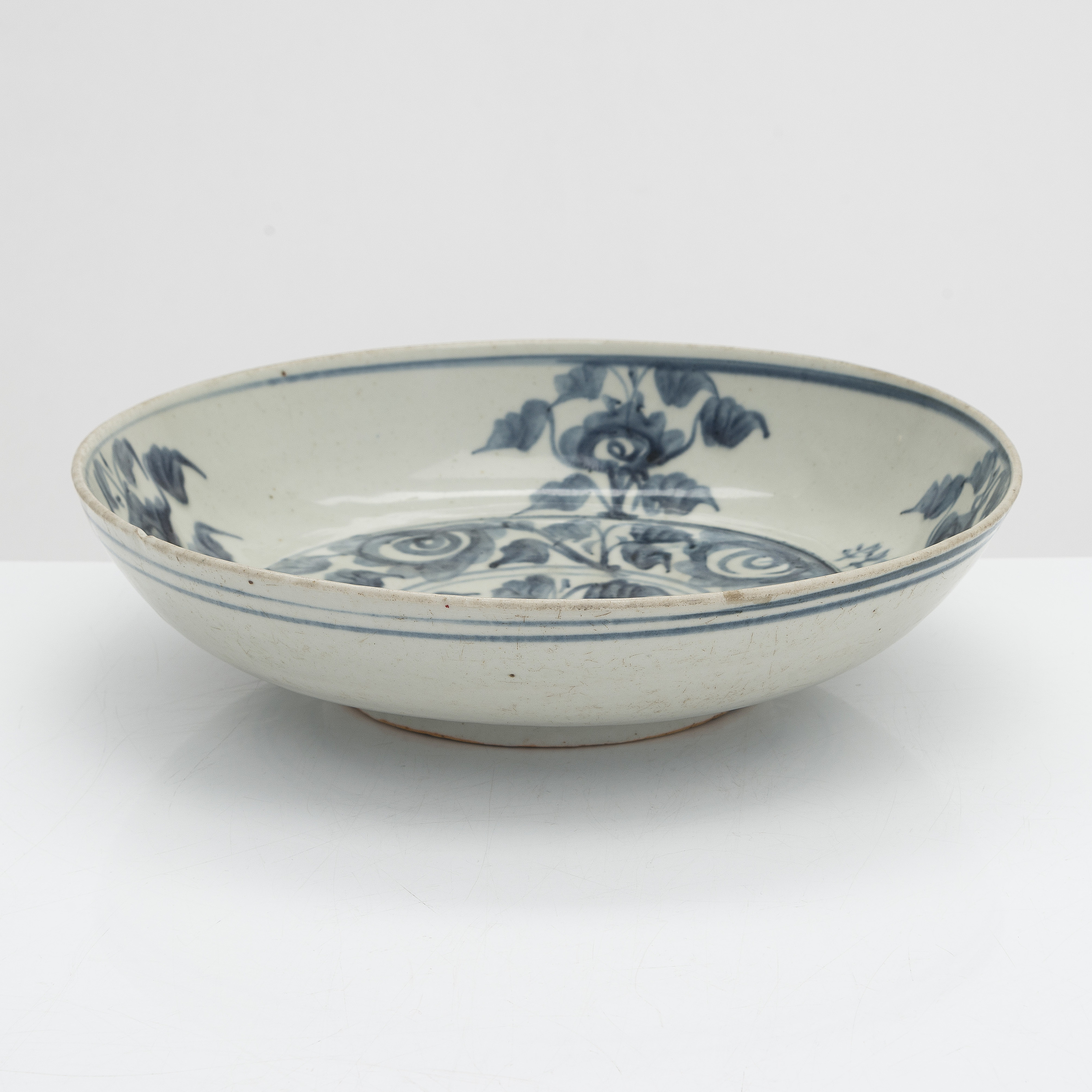 A blue and white Swatow dish, Ming dynasty (1368-1644). - Bukowskis