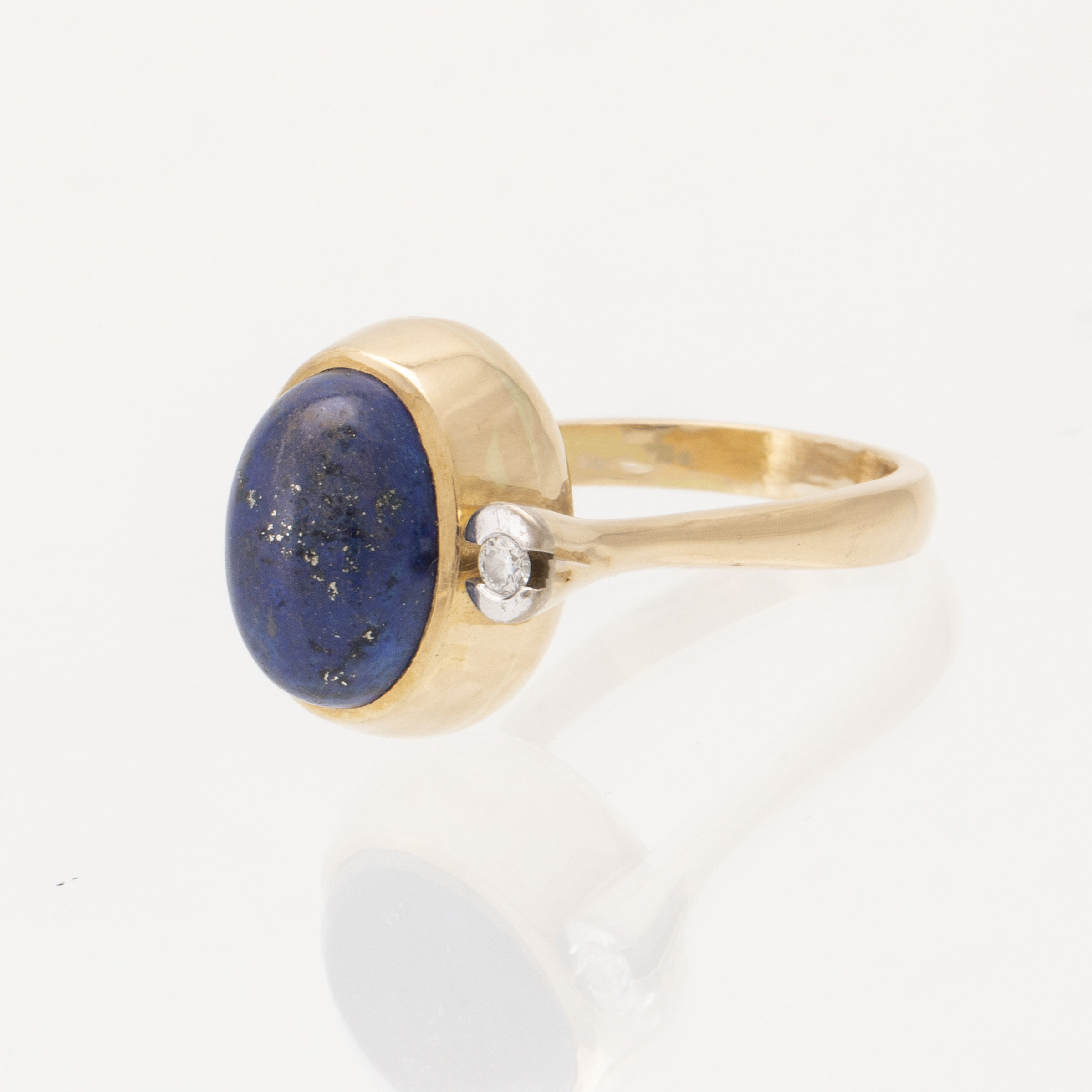 Ole Lynggaard ring 18K vitt och rött guld med cabochonslipad lapis ...