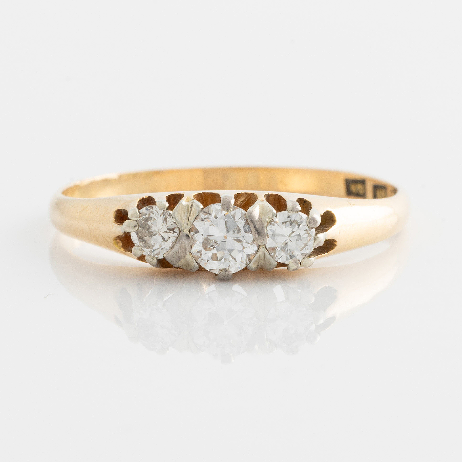 Ring, guld med tre briljantslipade diamanter. - Bukowskis