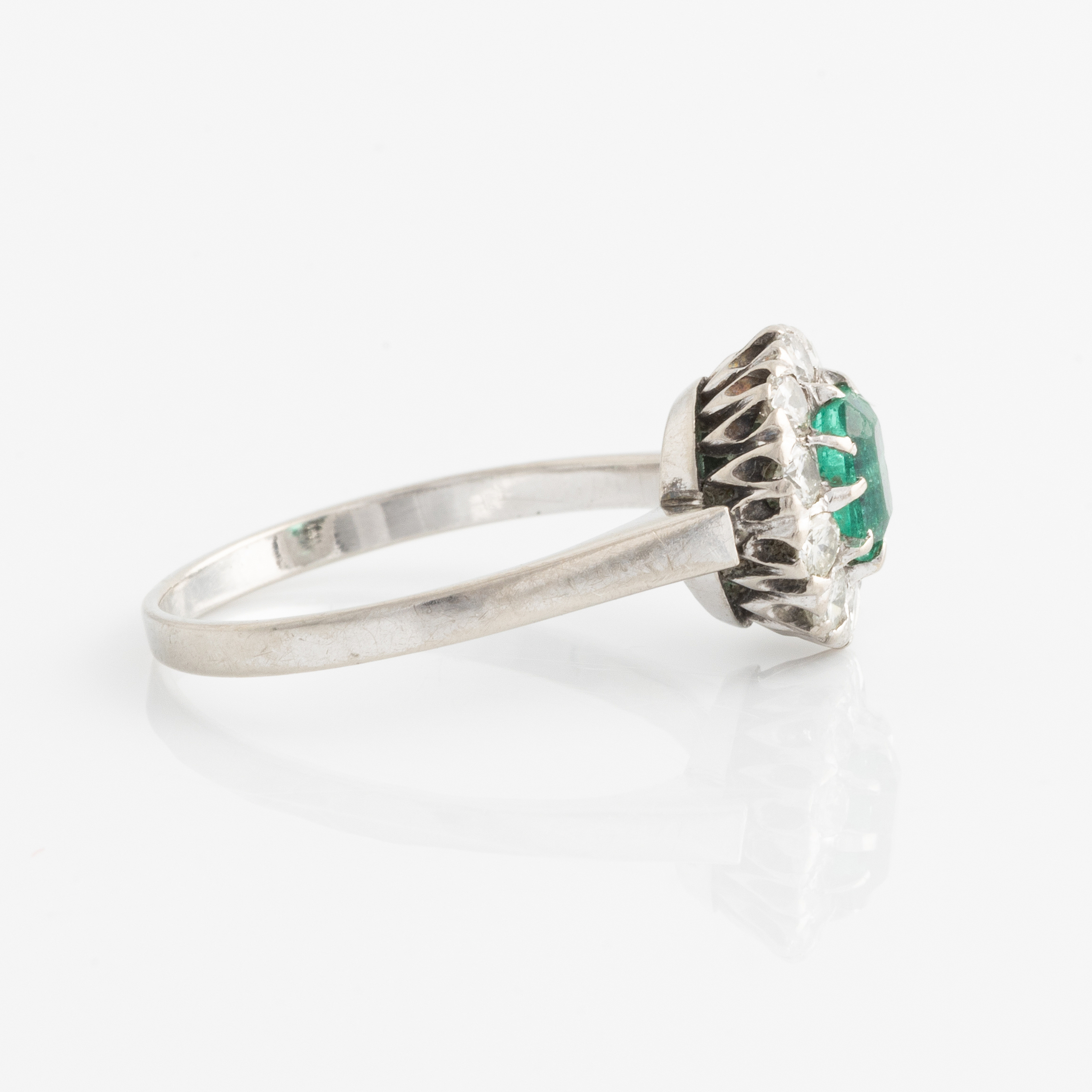 Ring, vitguld med smaragd och briljantslipade diamanter. - Bukowskis