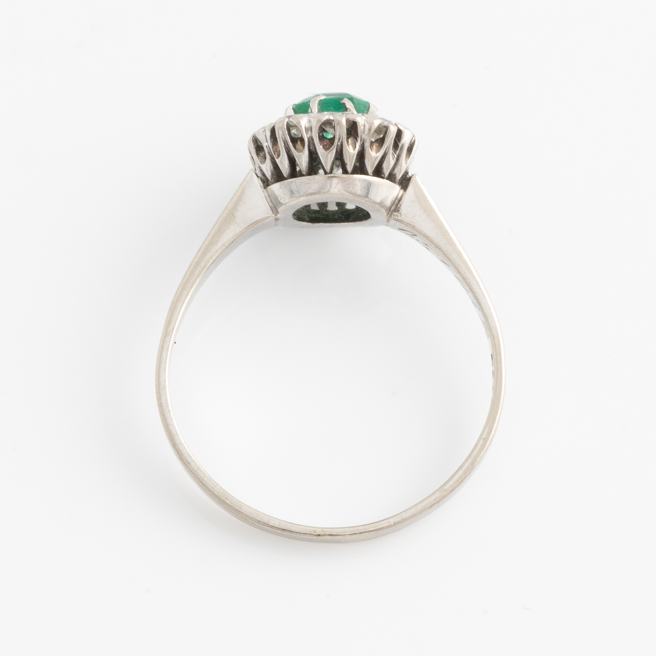 Ring, vitguld med smaragd och briljantslipade diamanter. - Bukowskis