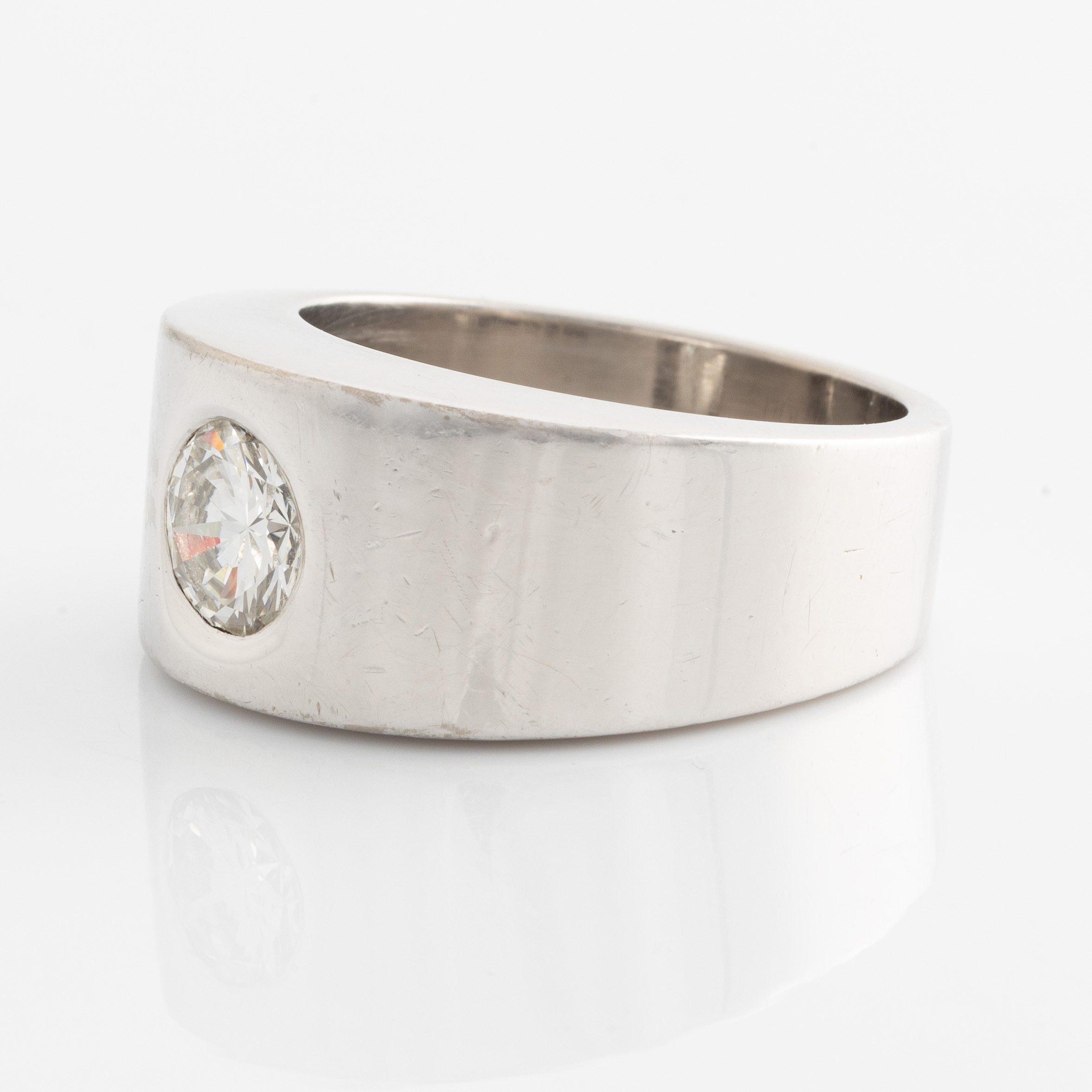 Ring 18K vitguld med briljantslipad diamant. - Bukowskis