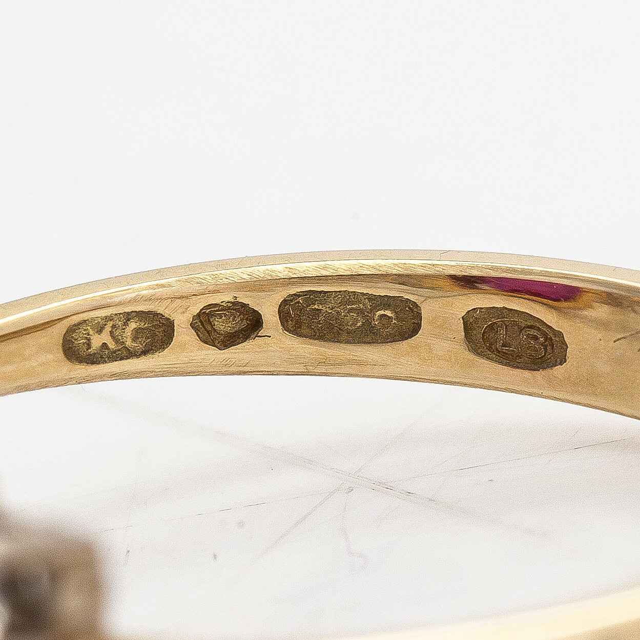 Ring, 18K guld med syntetisk rubin och diamanter ca 0.12 ct tot. Kultacet Oy, Helsingfors 1988 ...