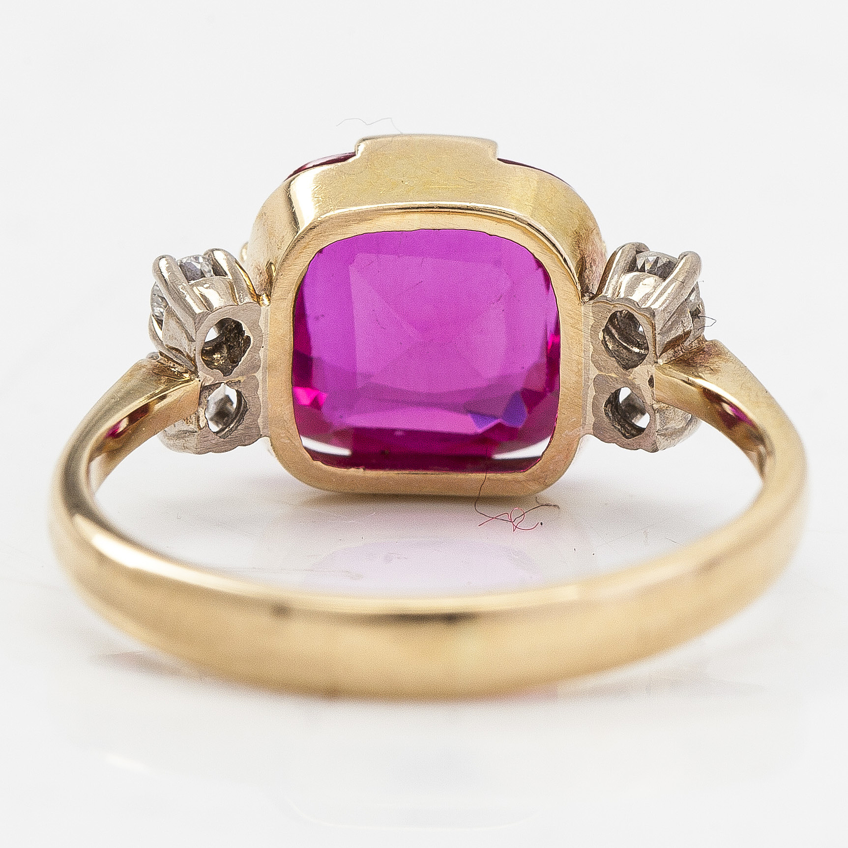 Ring, 18K guld med syntetisk rubin och diamanter ca 0.12 ct tot. Kultacet Oy, Helsingfors 1988 ...