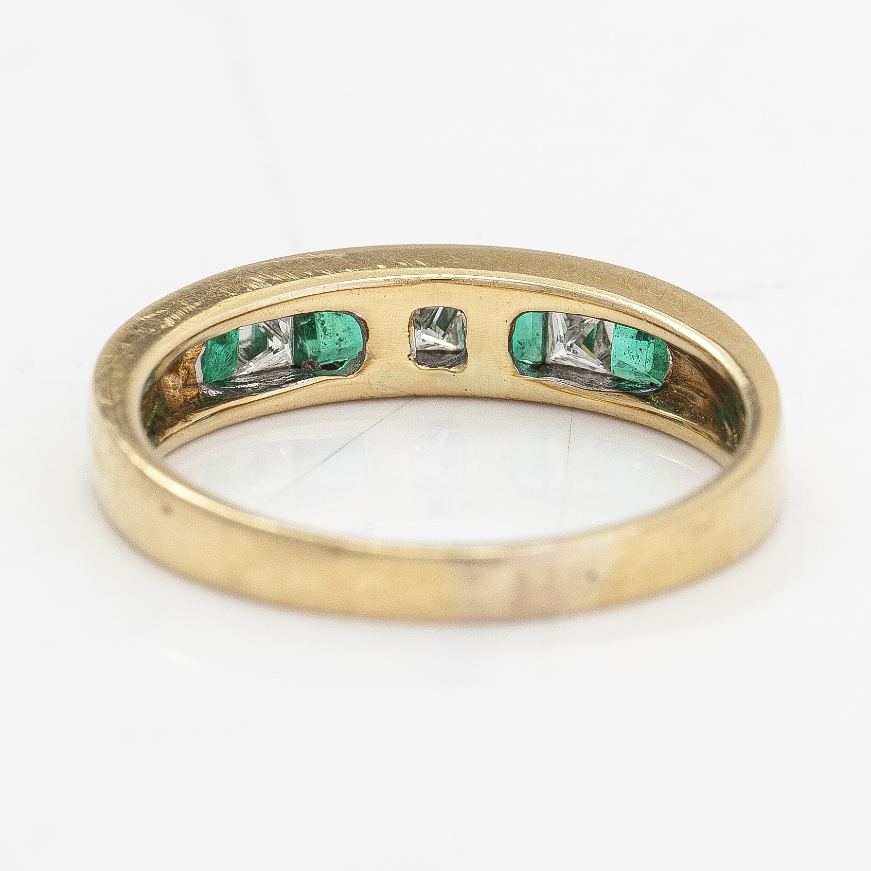 Ring, 18K guld, smaragder samt prinsesslipade diamanter tot. ca 0.34 ct. Finska importstämplar ...