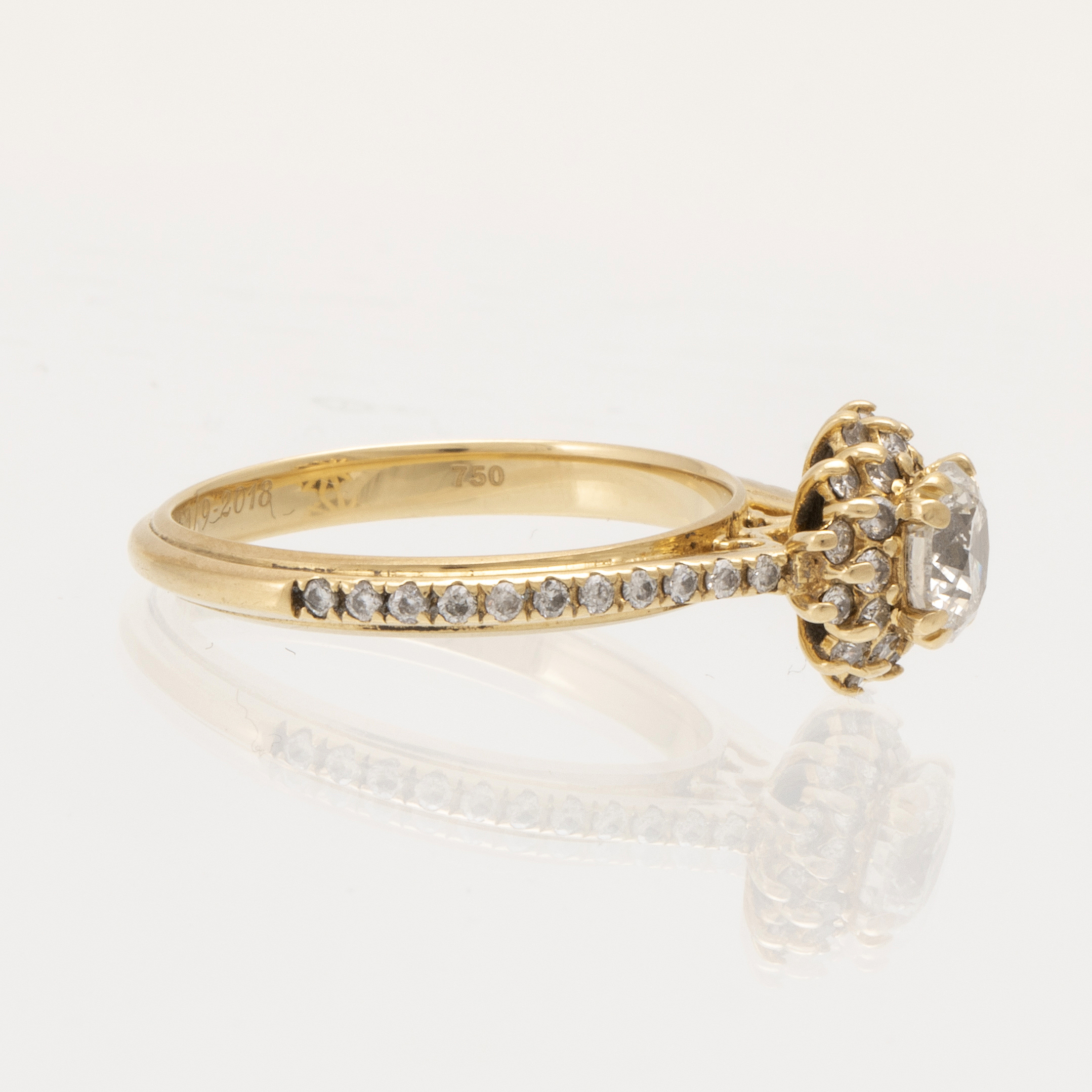 Ring 18K guld med runda briljantslipade diamanter. - Bukowskis