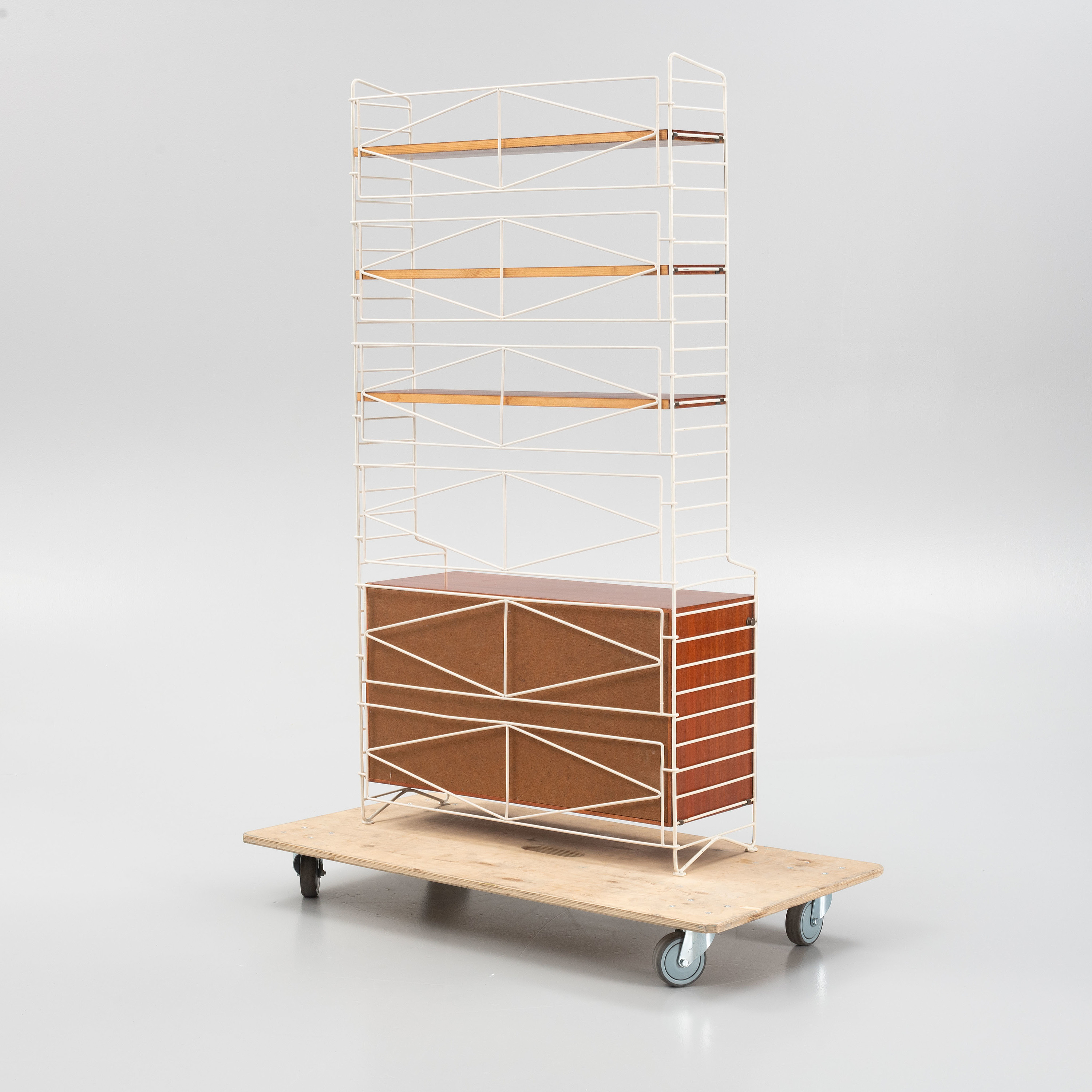 Bokhylla, String-modell, 1900-talets mitt. - Bukowskis