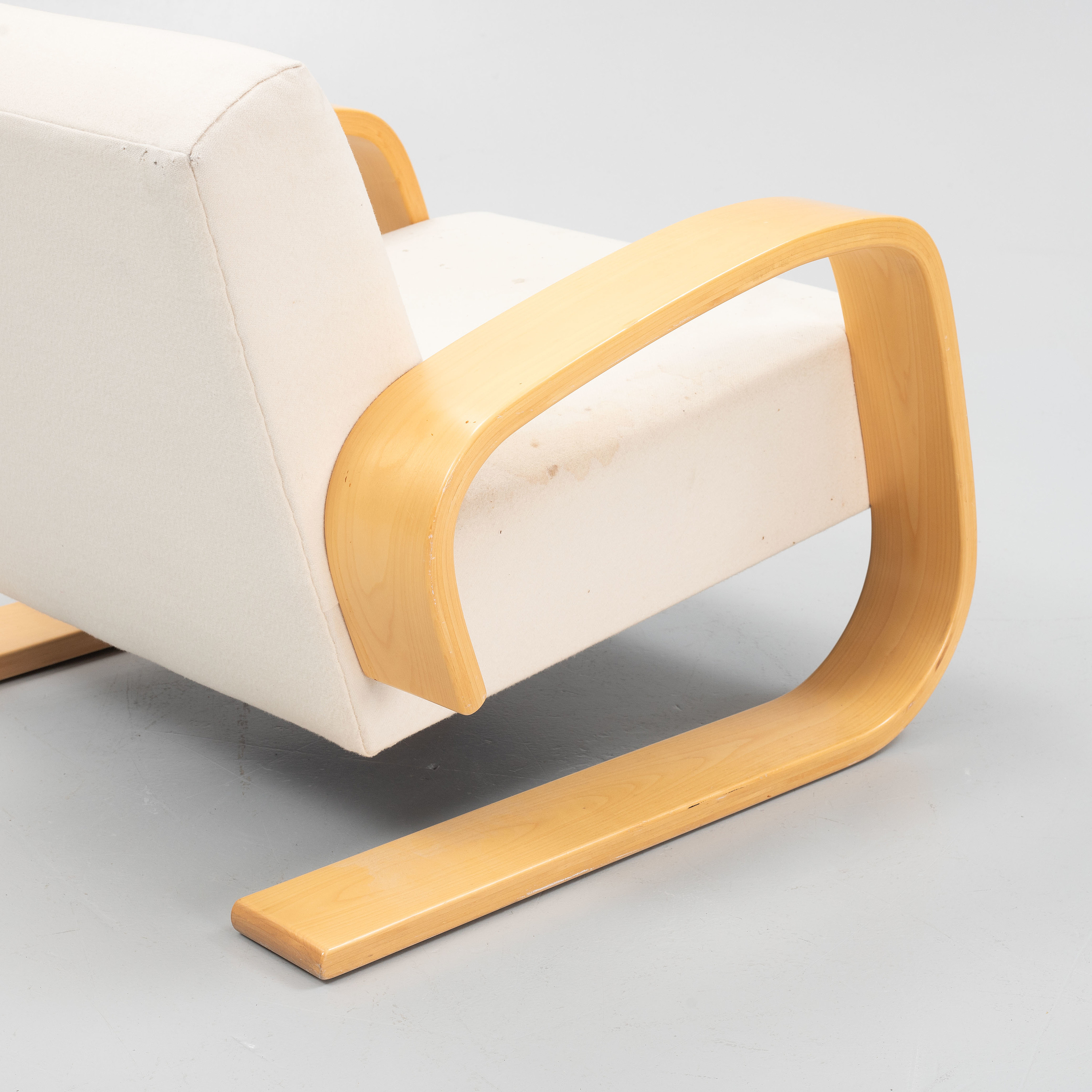 Alvar Aalto, fåtölj, "Tank chair", modell 400, Artek, Finland, 2006. - Bukowskis