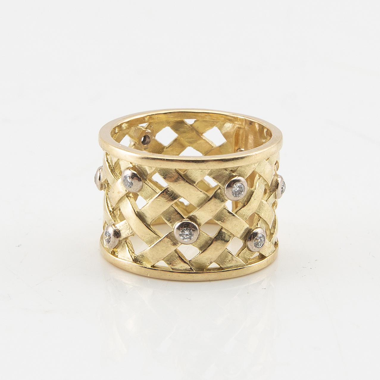 Ole Lynggaard, "Flet" ring in 18K gold with round brilliant-cut ...
