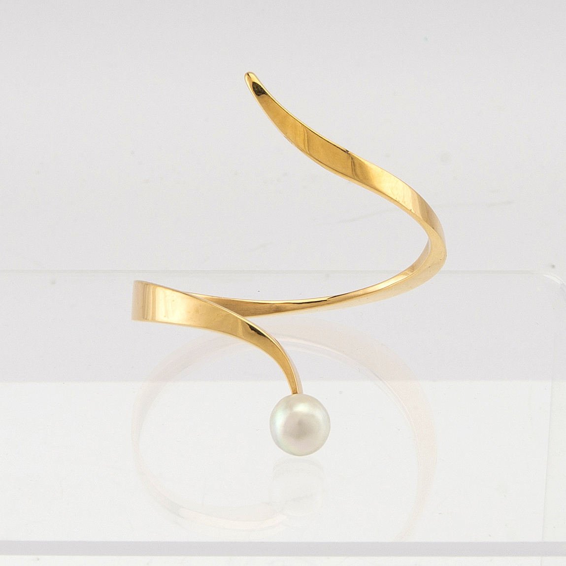 Stelt armband 20K guld med odlad pärla, B Johnson Halmstad 1974 ...