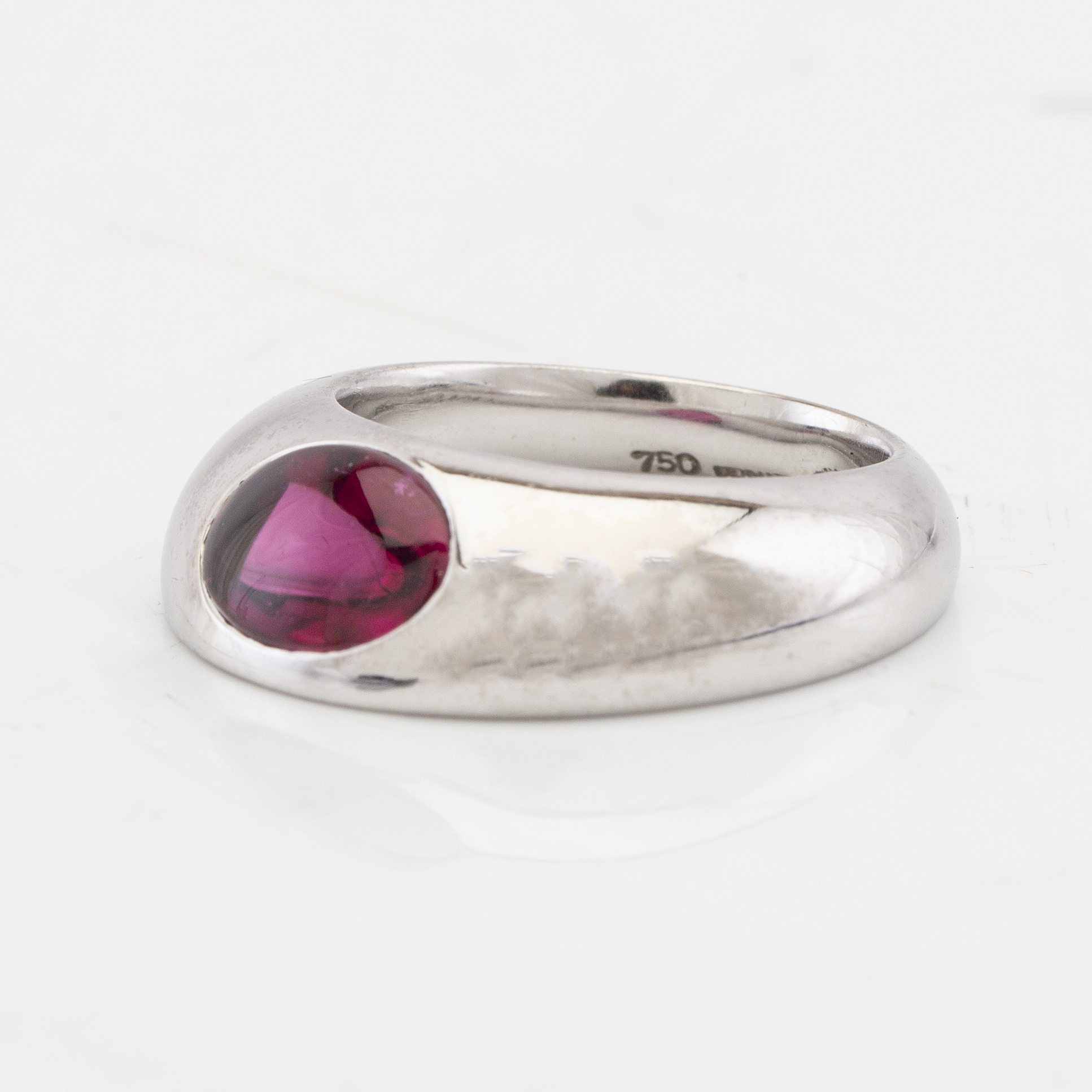 Georg Jensen ‘Eclipse’ ring 18K vitt guld med cabochonslipad rubelit ...
