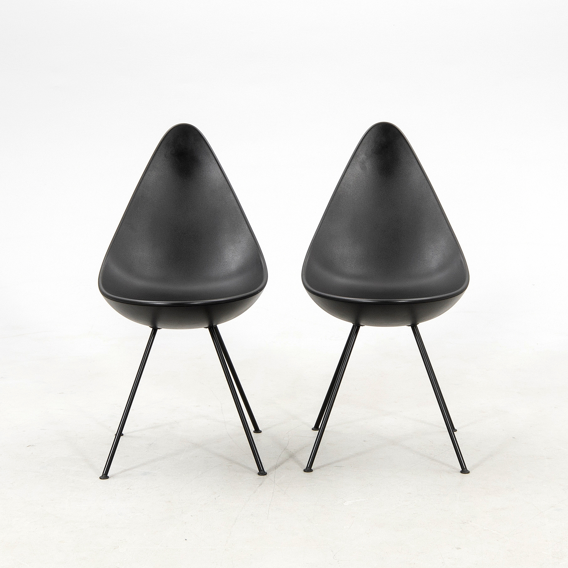 Arne Jacobsen, stolar 1 par "Droppen" för Rebublic of Fritz Hansen 2015 ...