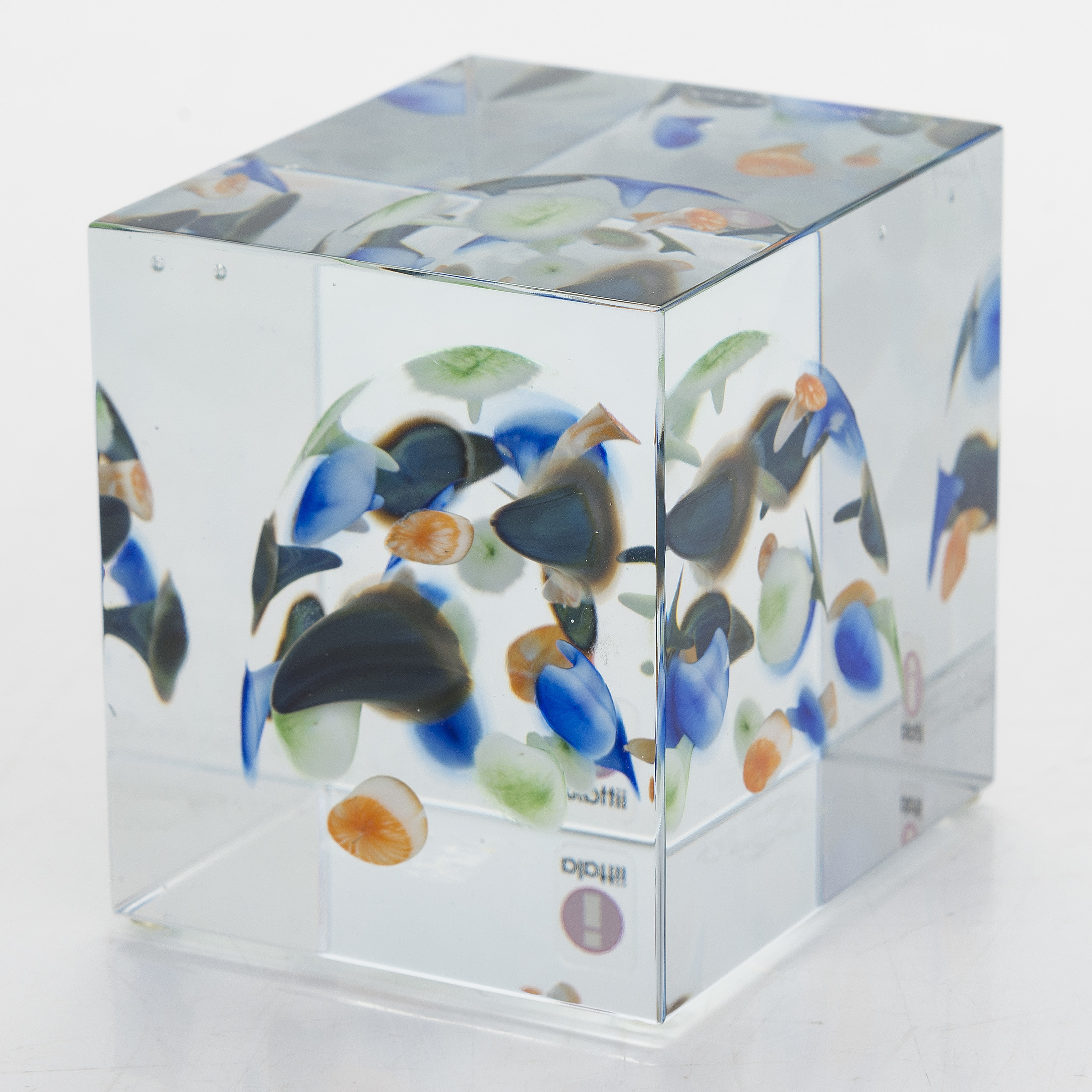 Oiva Toikka, annual glass cube, signed Oiva Toikka Nuutajärvi 2005 ...