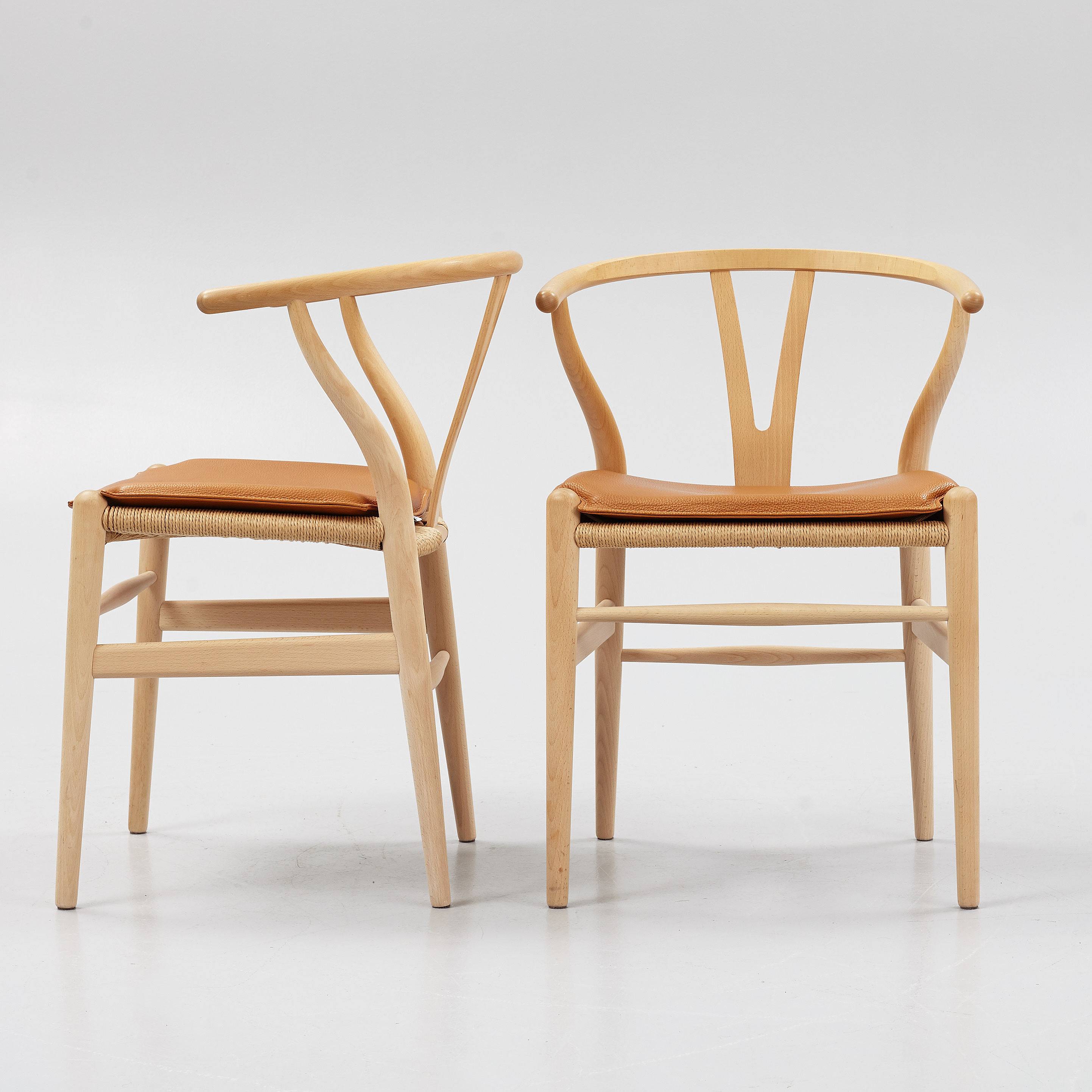 Hans J. Wegner, stolar, ett par, modell CH-24/ "Y-stolen", med dynor, Carl Hansen & Søn, Danmark ...