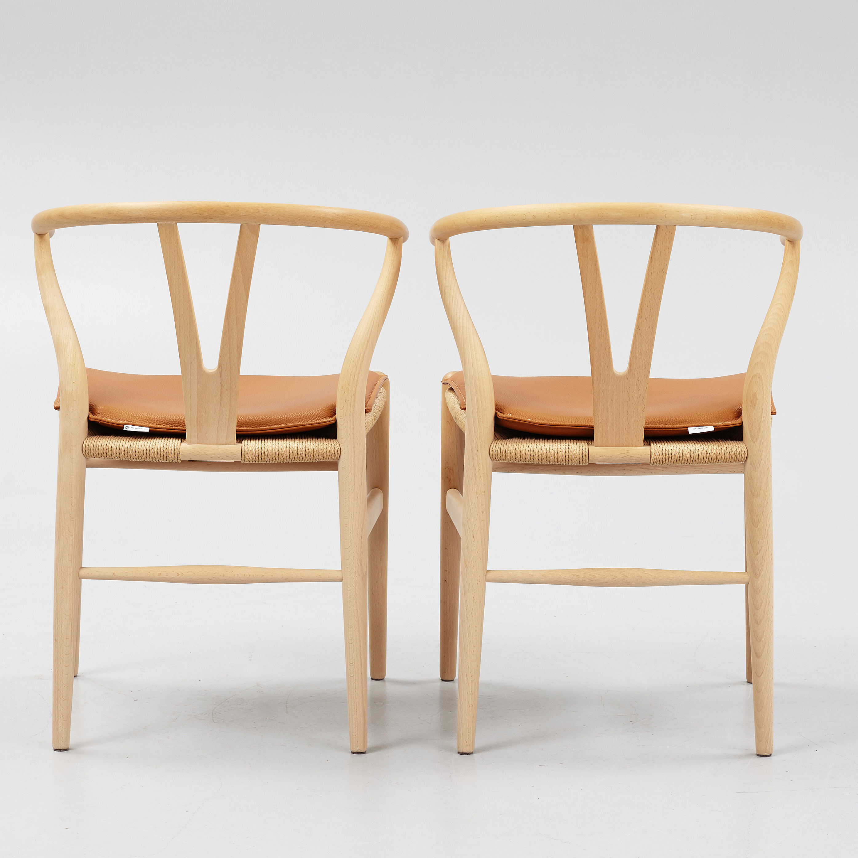 Hans J. Wegner, stolar, ett par, modell CH-24/ "Y-stolen", med dynor, Carl Hansen & Søn, Danmark ...