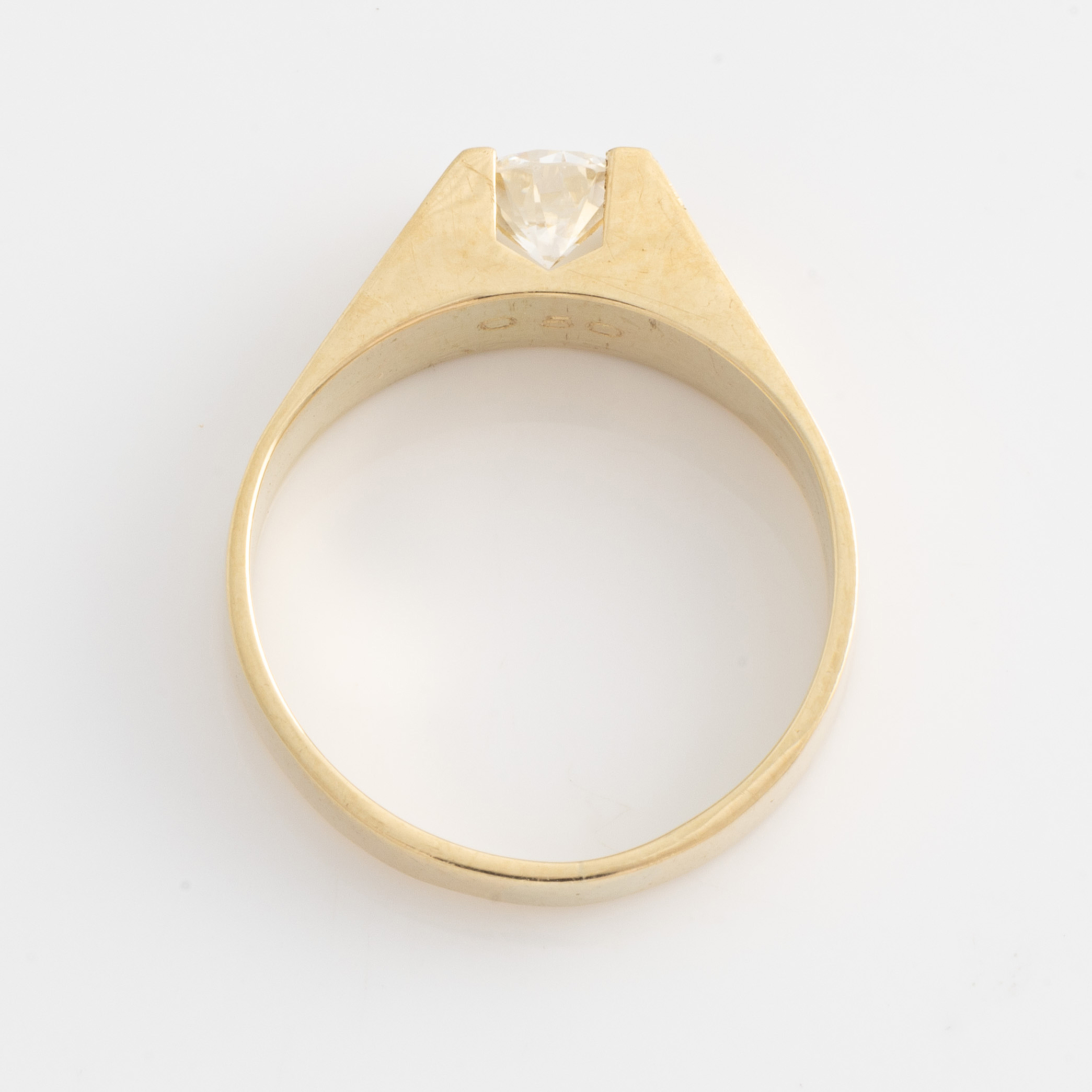 Ring, guld med briljantslipad diamant. - Bukowskis
