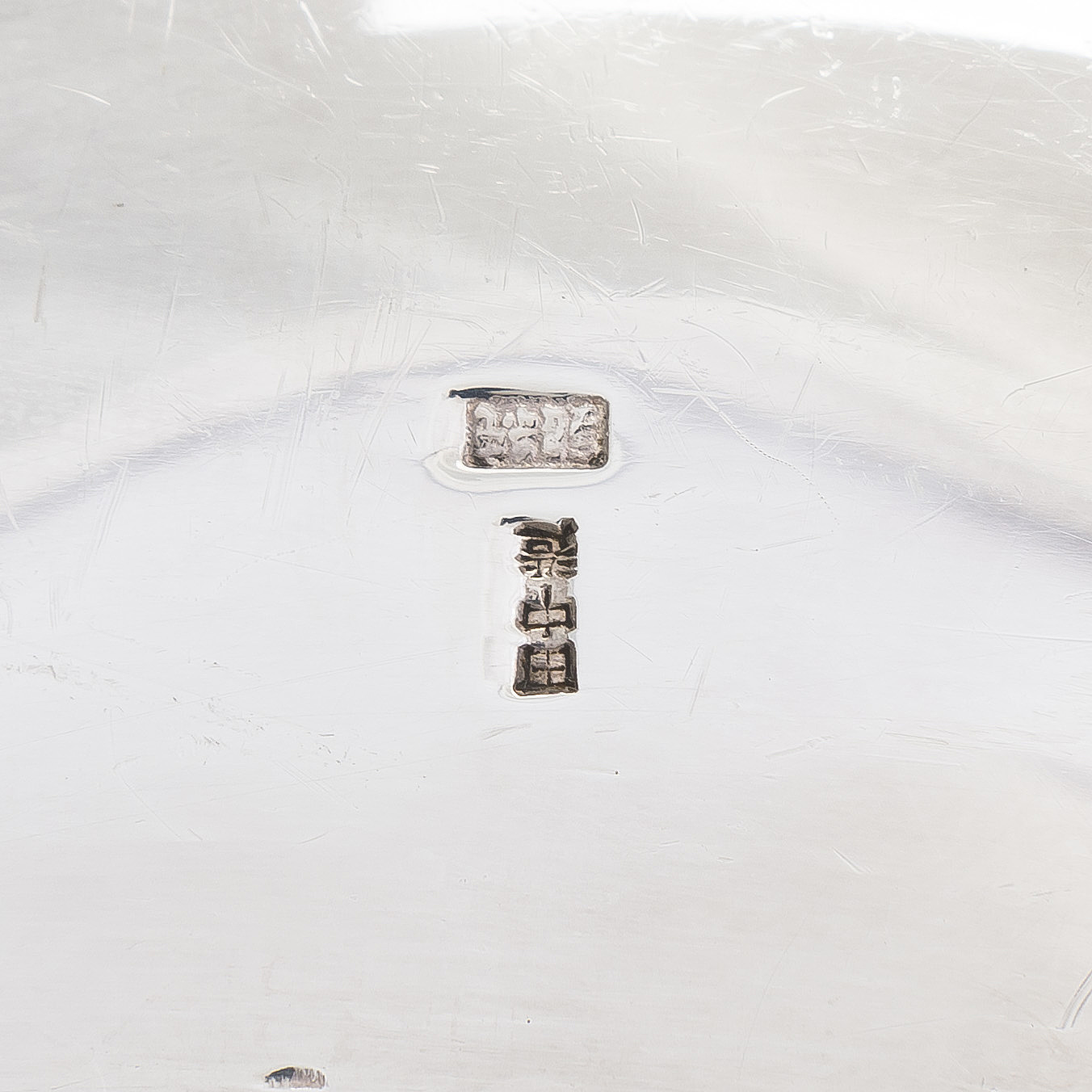 Serveringsfat, silver, mästarstämpel Tanaka och jungin-silverstämpel ...