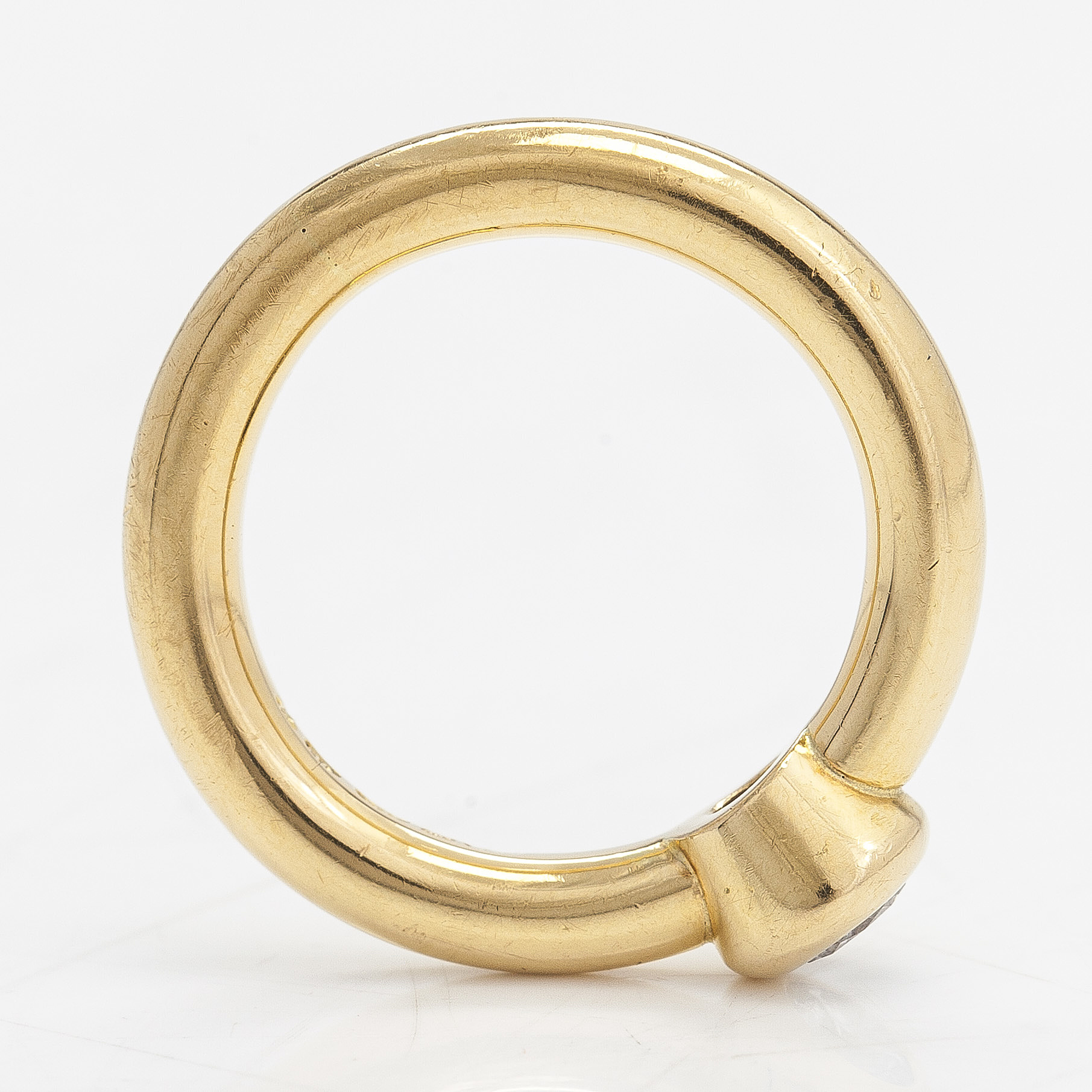 Torbjörn Tillander, ring, 18K guld med en briljantslipad diamant ca 0. ...