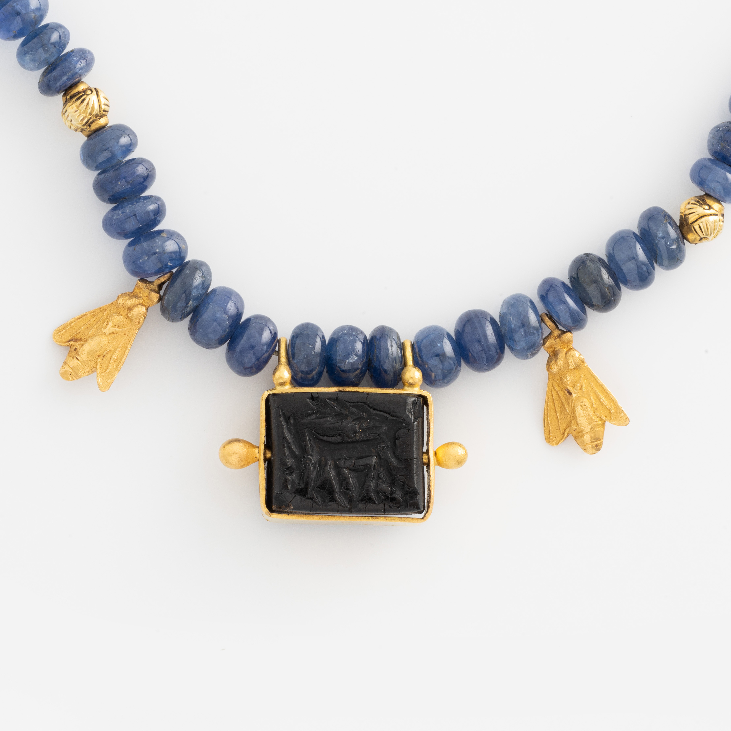 Collier med safirer och en svart sten, detaljer 18K guld. - Bukowskis