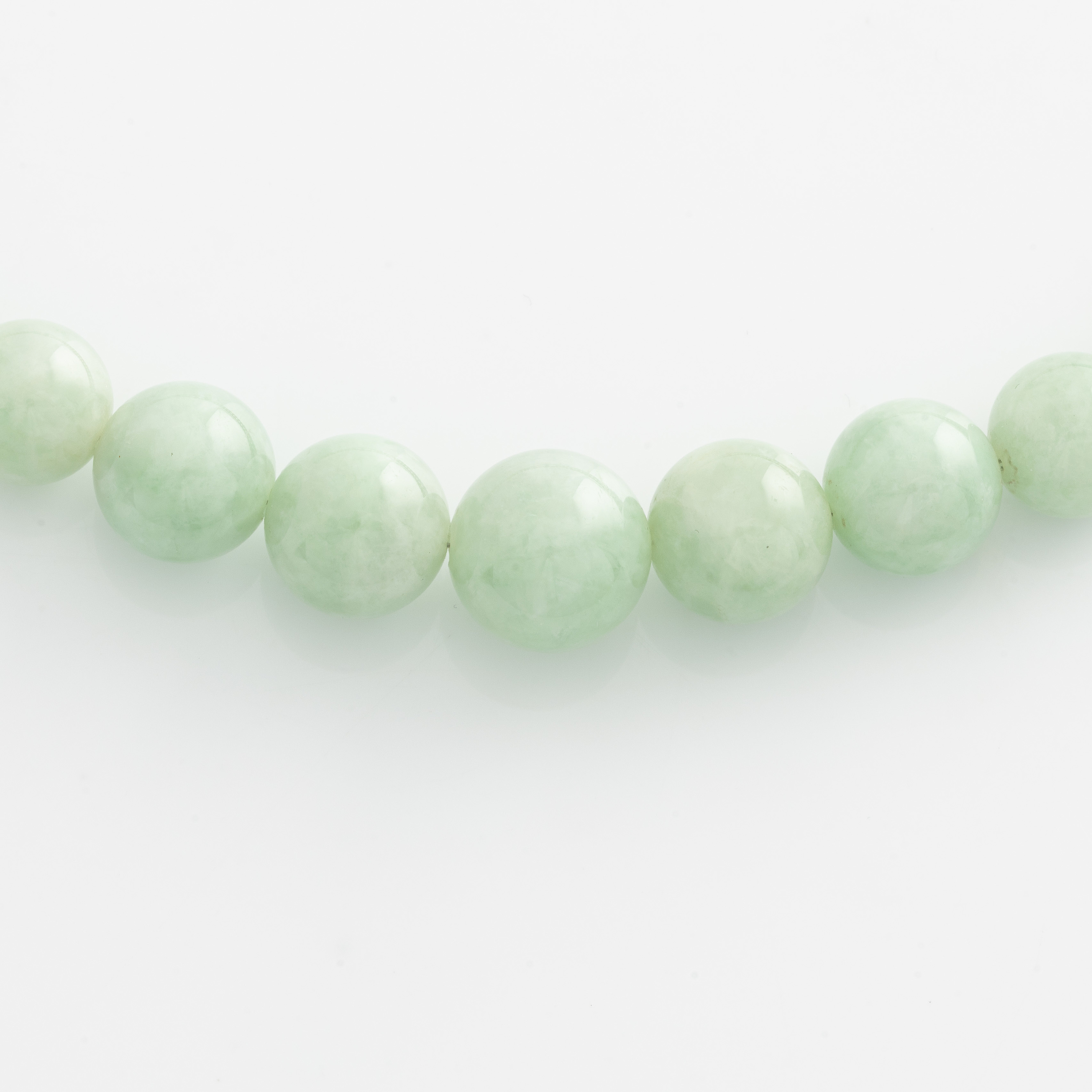 A jade necklace with silver clasp. - Bukowskis