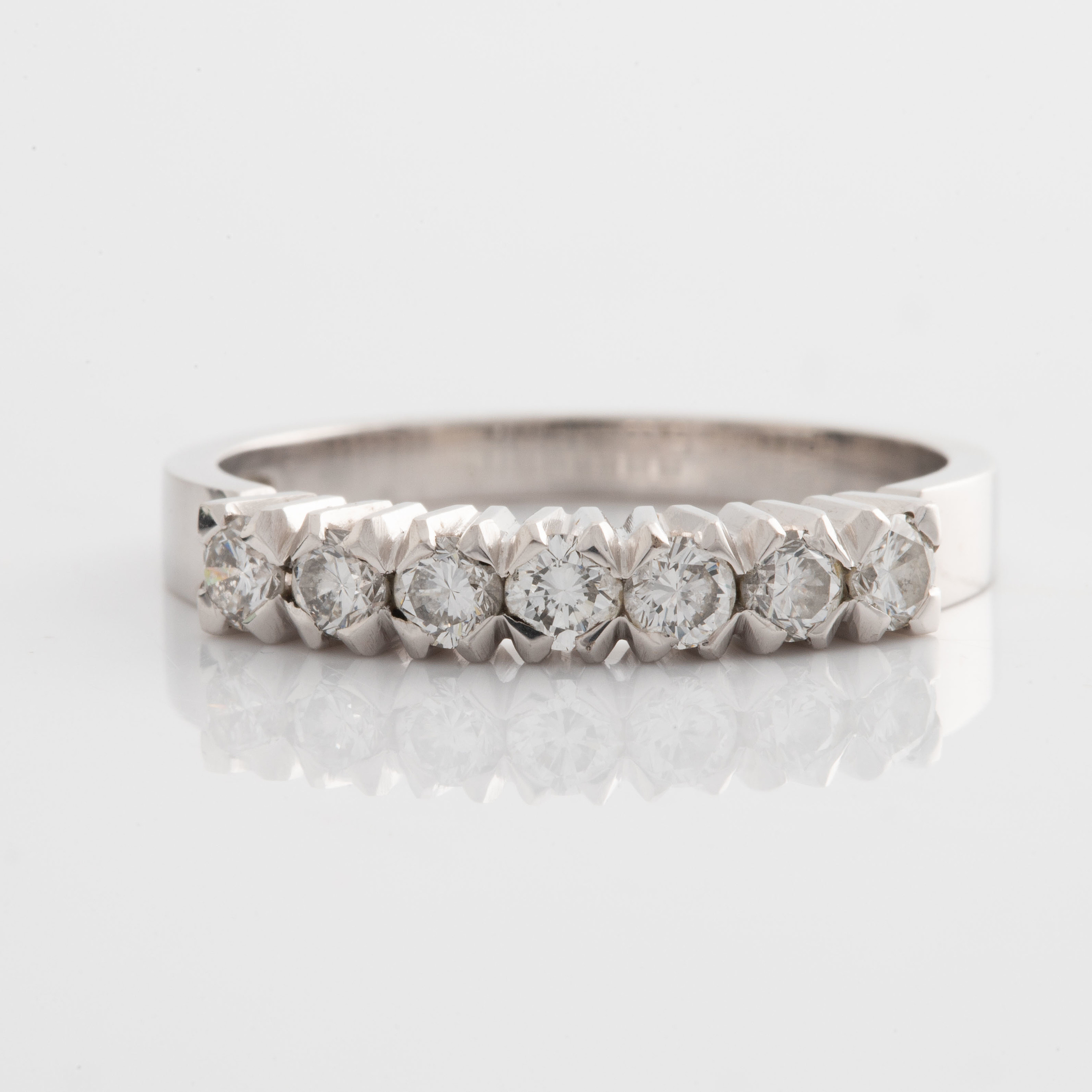 Ring allians med briljantslipade diamanter. - Bukowskis