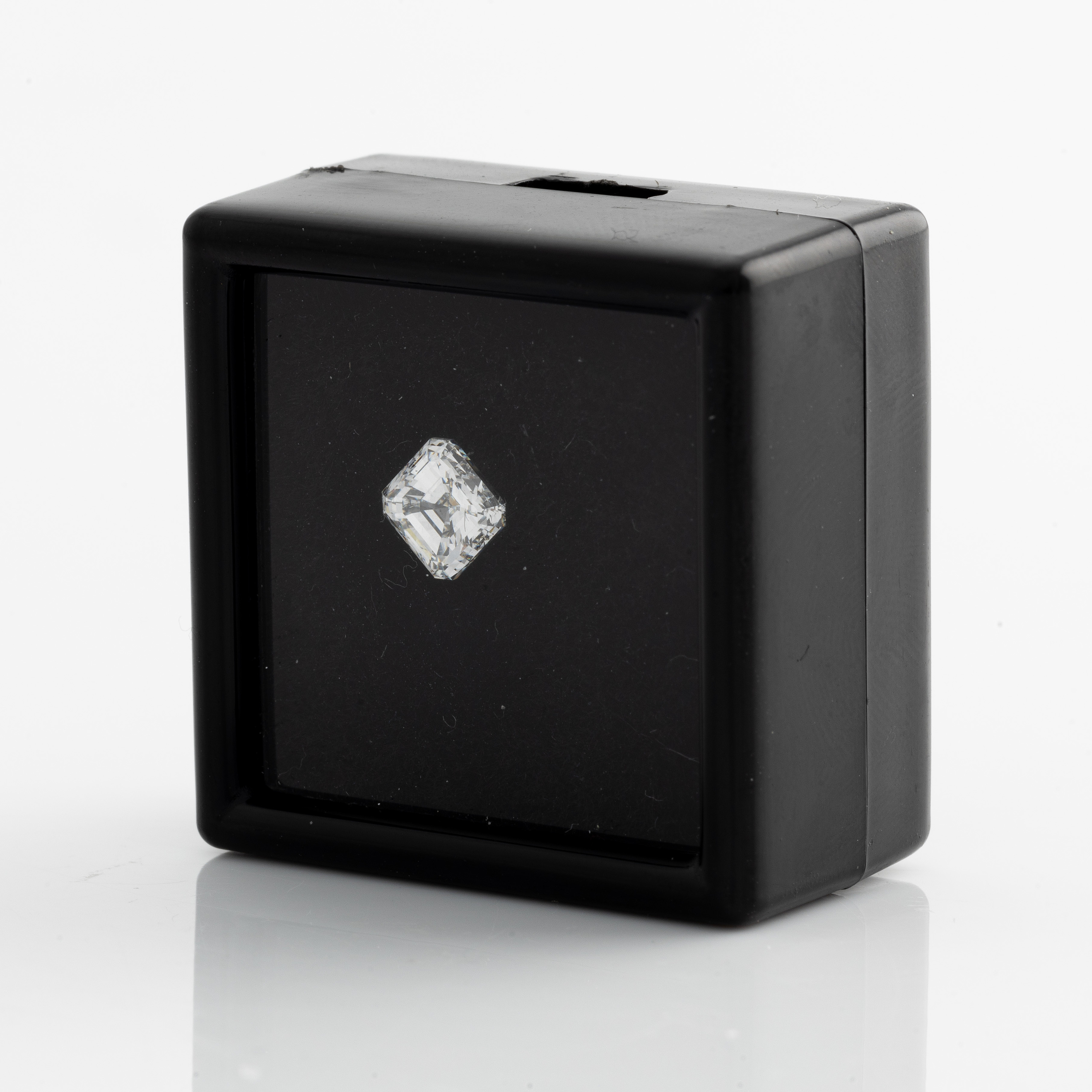 A square emerald-cut diamond. - Bukowskis