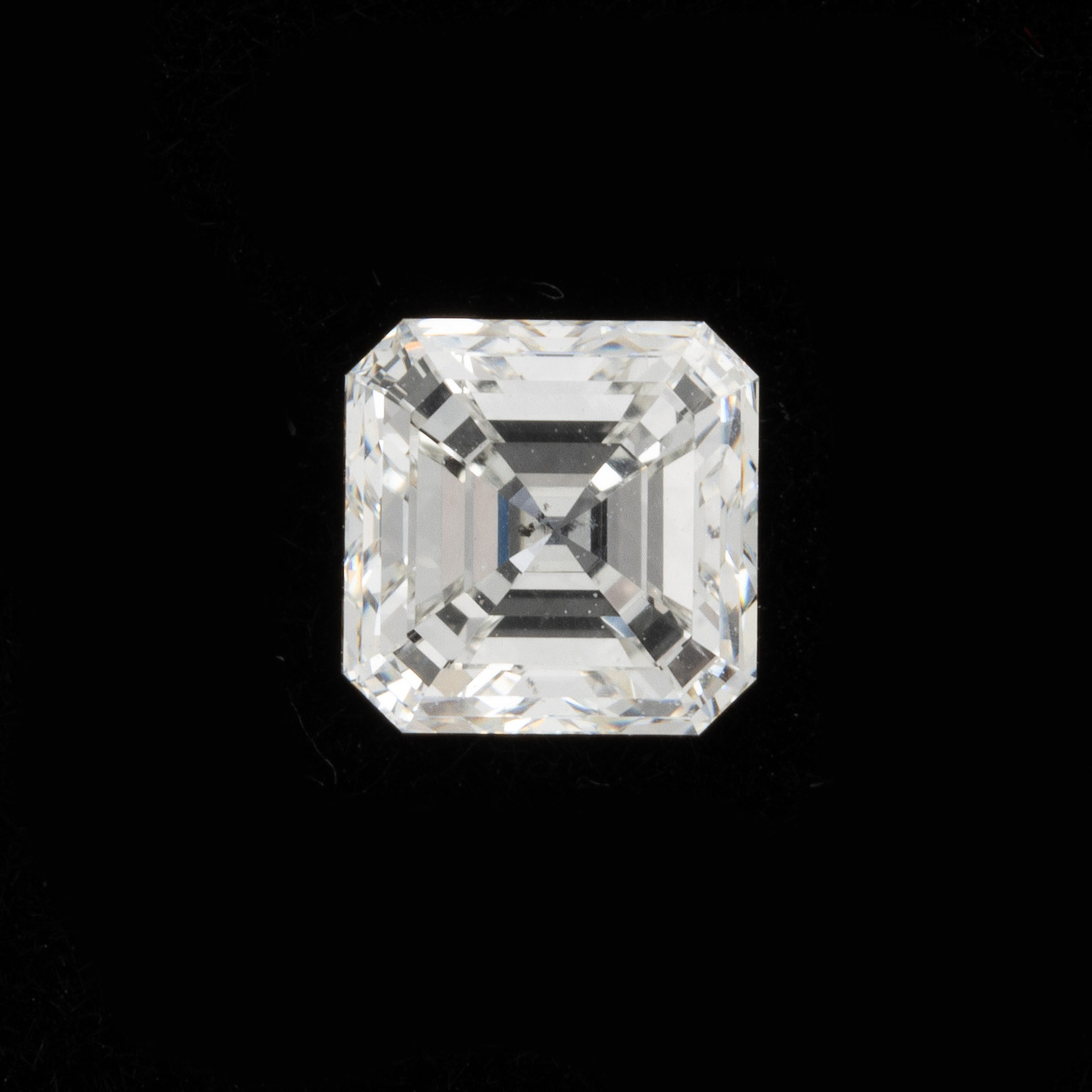 A square emerald-cut diamond. - Bukowskis