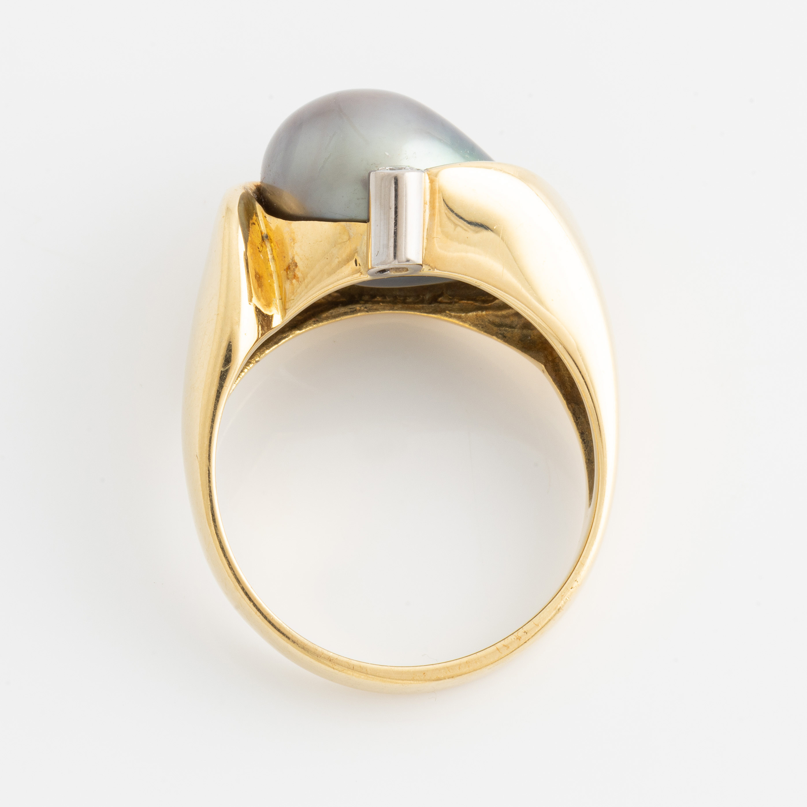 Ring, med droppformad pärla och briljantslipad diamant. - Bukowskis