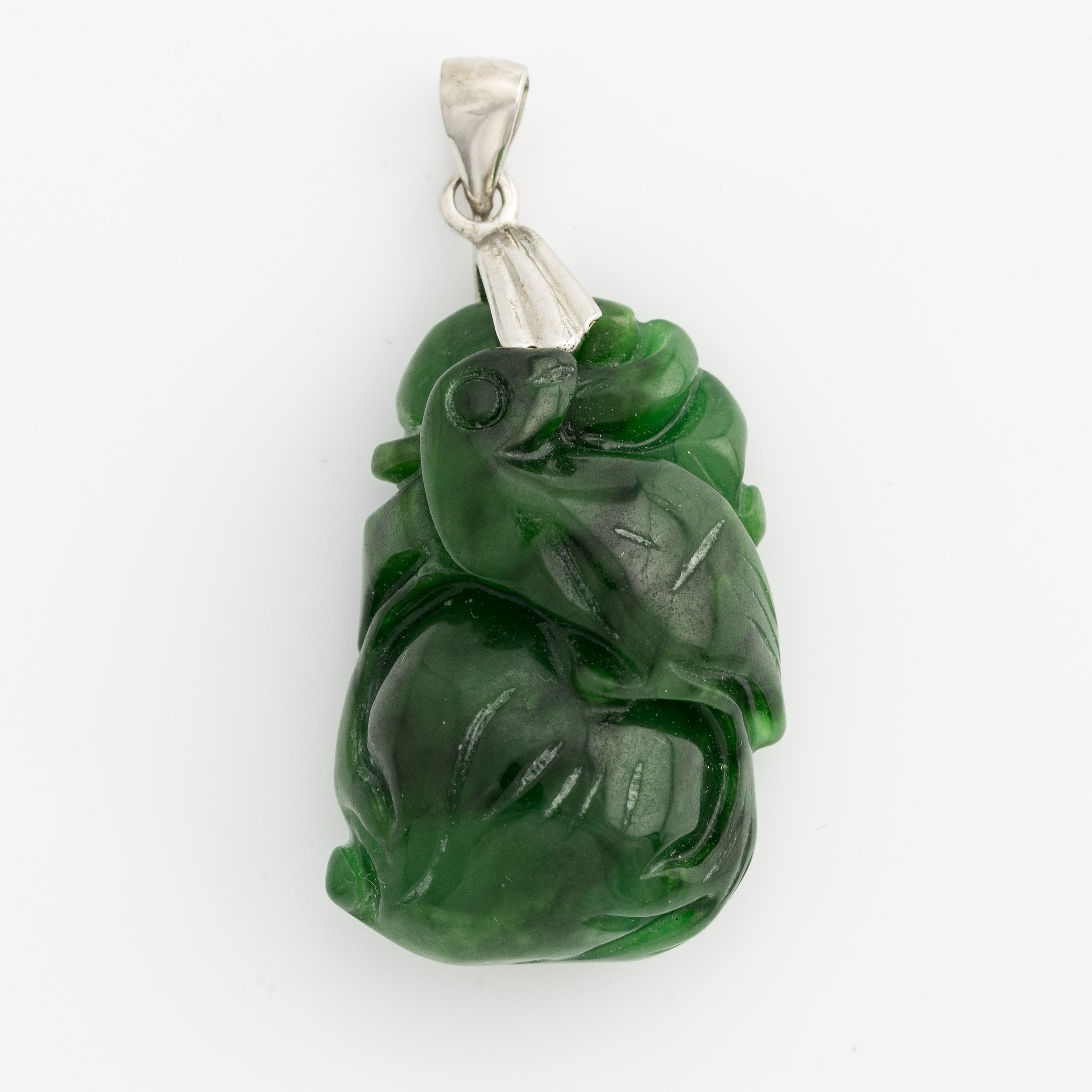 Pendant with carved green stone. - Bukowskis