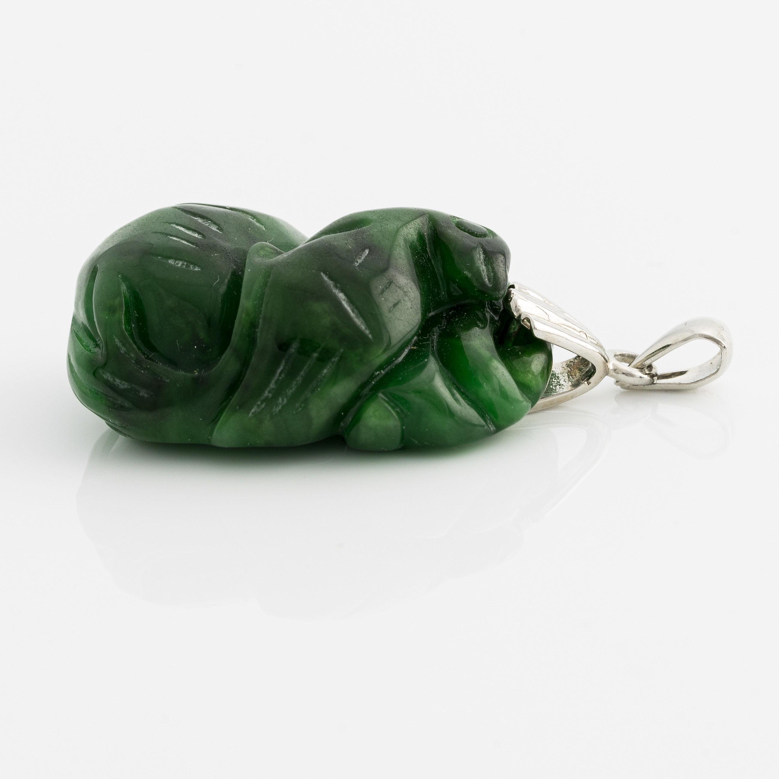 Pendant with carved green stone. - Bukowskis
