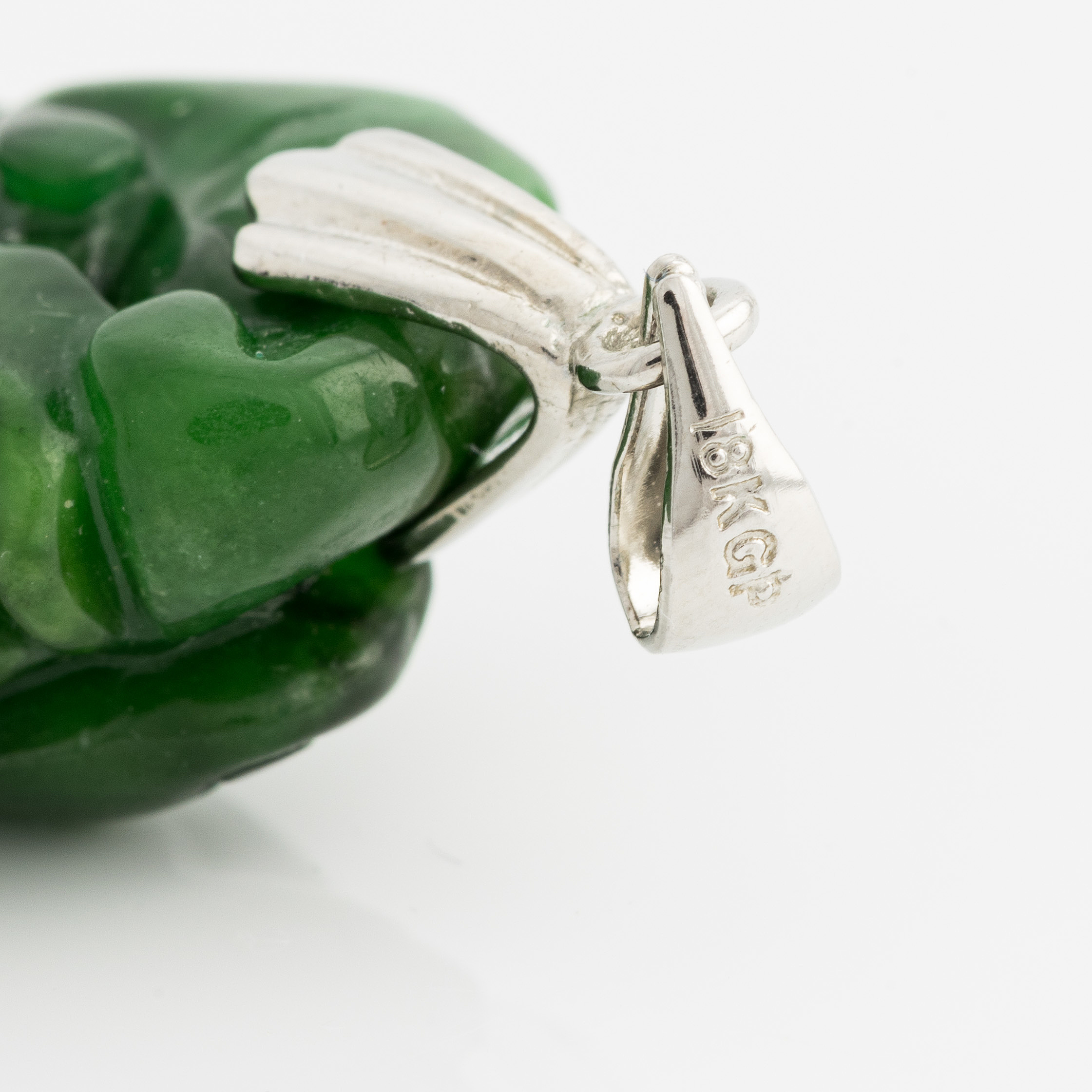 Pendant with carved green stone. - Bukowskis