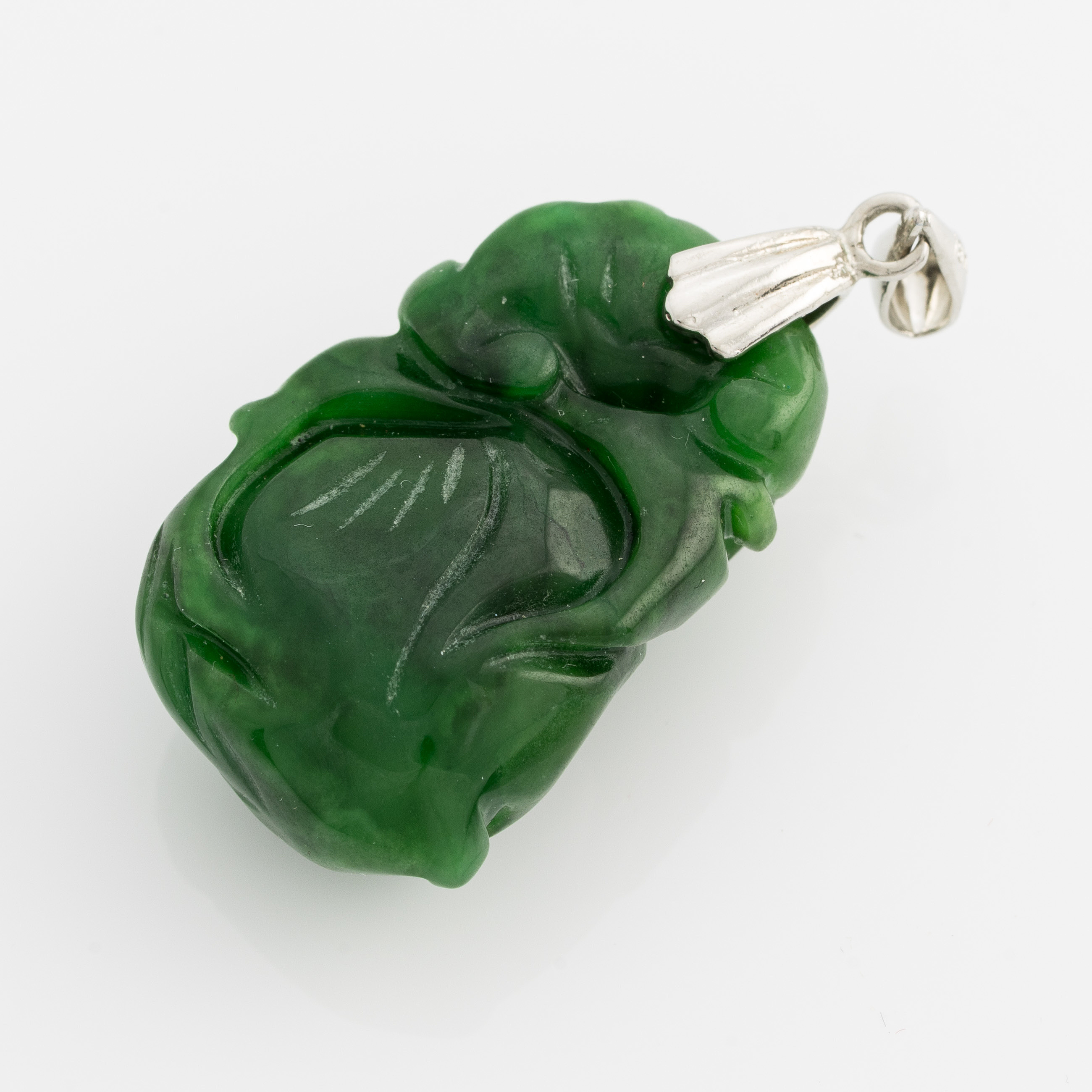 Pendant with carved green stone. - Bukowskis