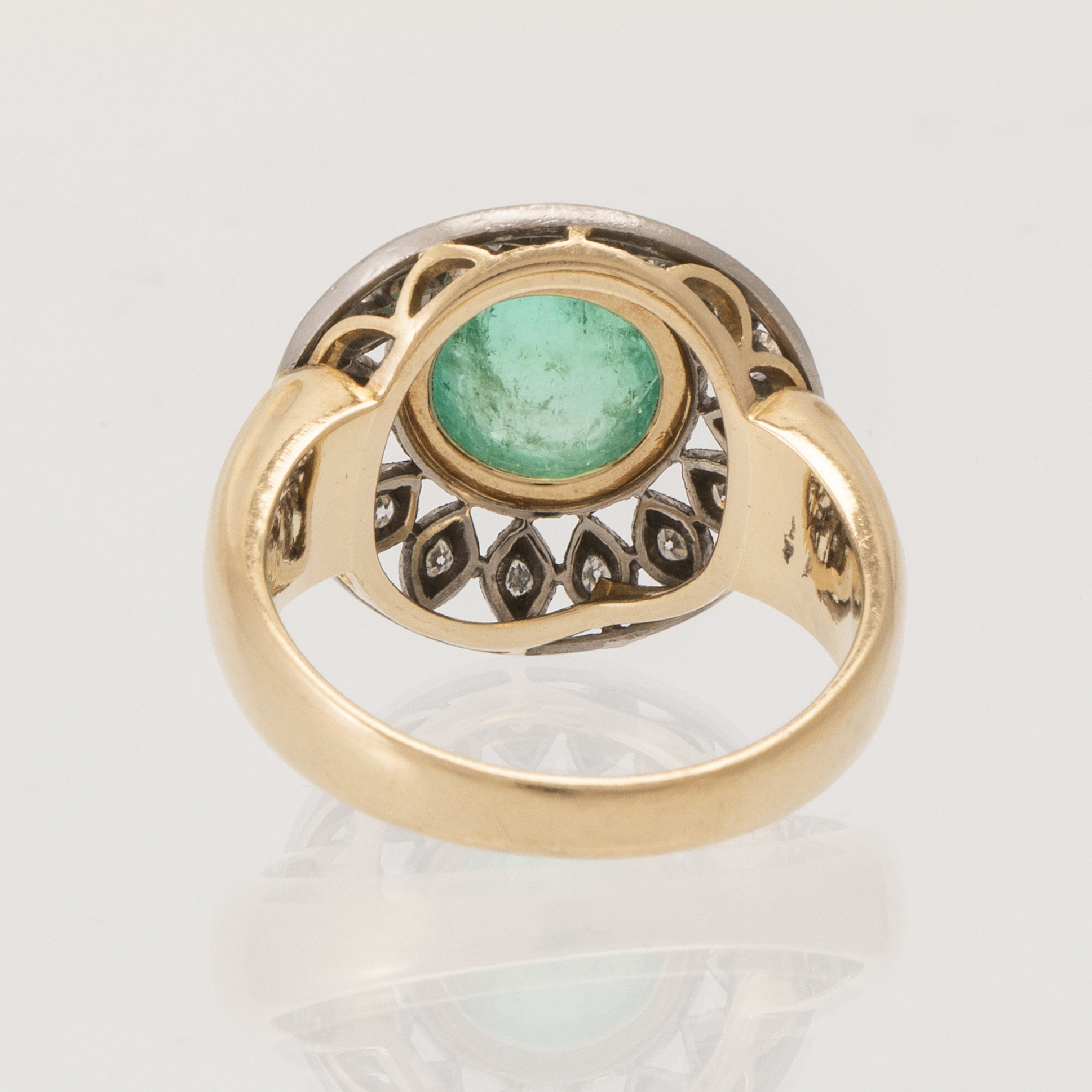Ring 18K guld med cabochonslipad smaragd samt enkelslipade diamanter, troligen Lawepe Weinitz ...