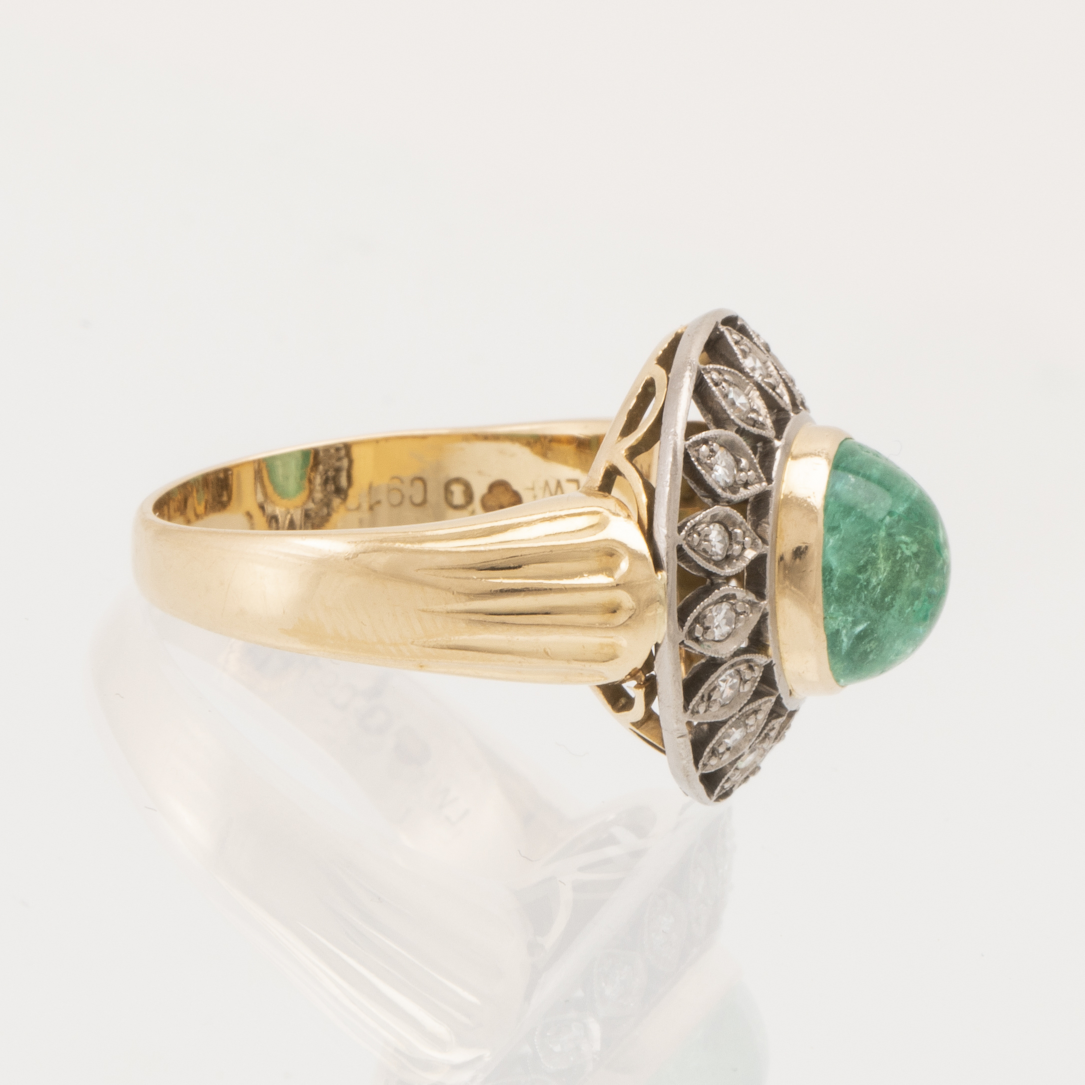 Ring 18K guld med cabochonslipad smaragd samt enkelslipade diamanter, troligen Lawepe Weinitz ...